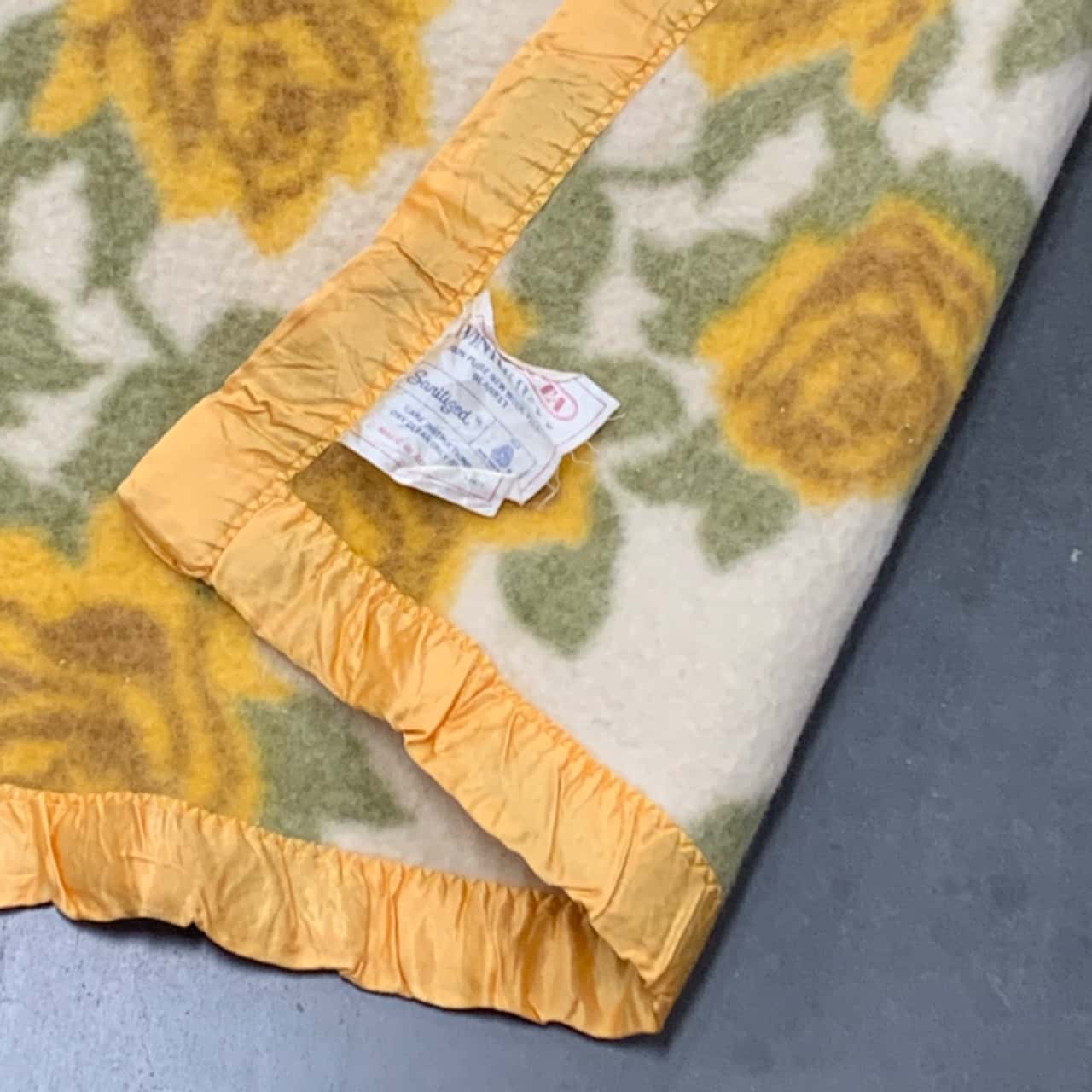 Vintage Invicta 100% wool Blanket. Yellow roses with yellow satin ...
