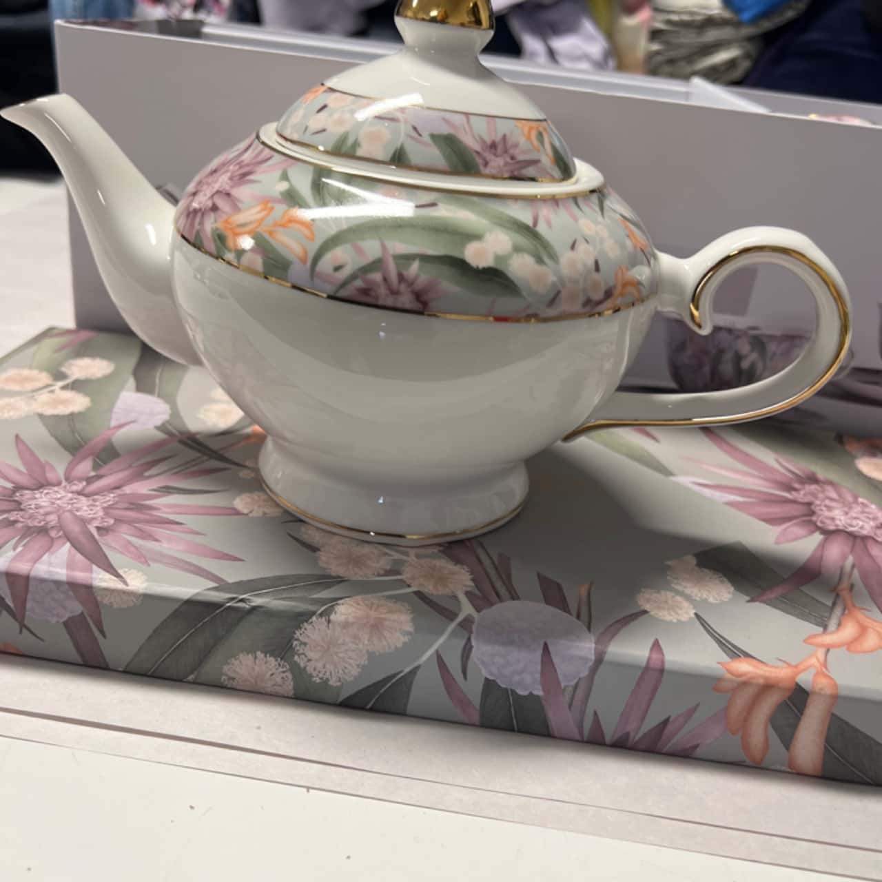BNIB Robert Gordon Stella aubergine teapot and 2 tea cups with saucers ...