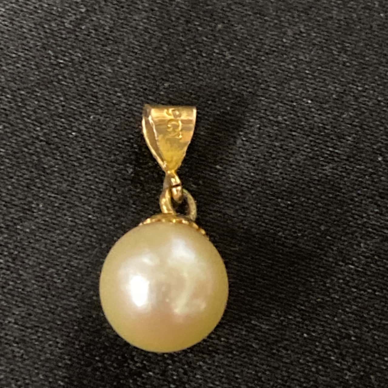 9ct gold single pearl pendant (s)
