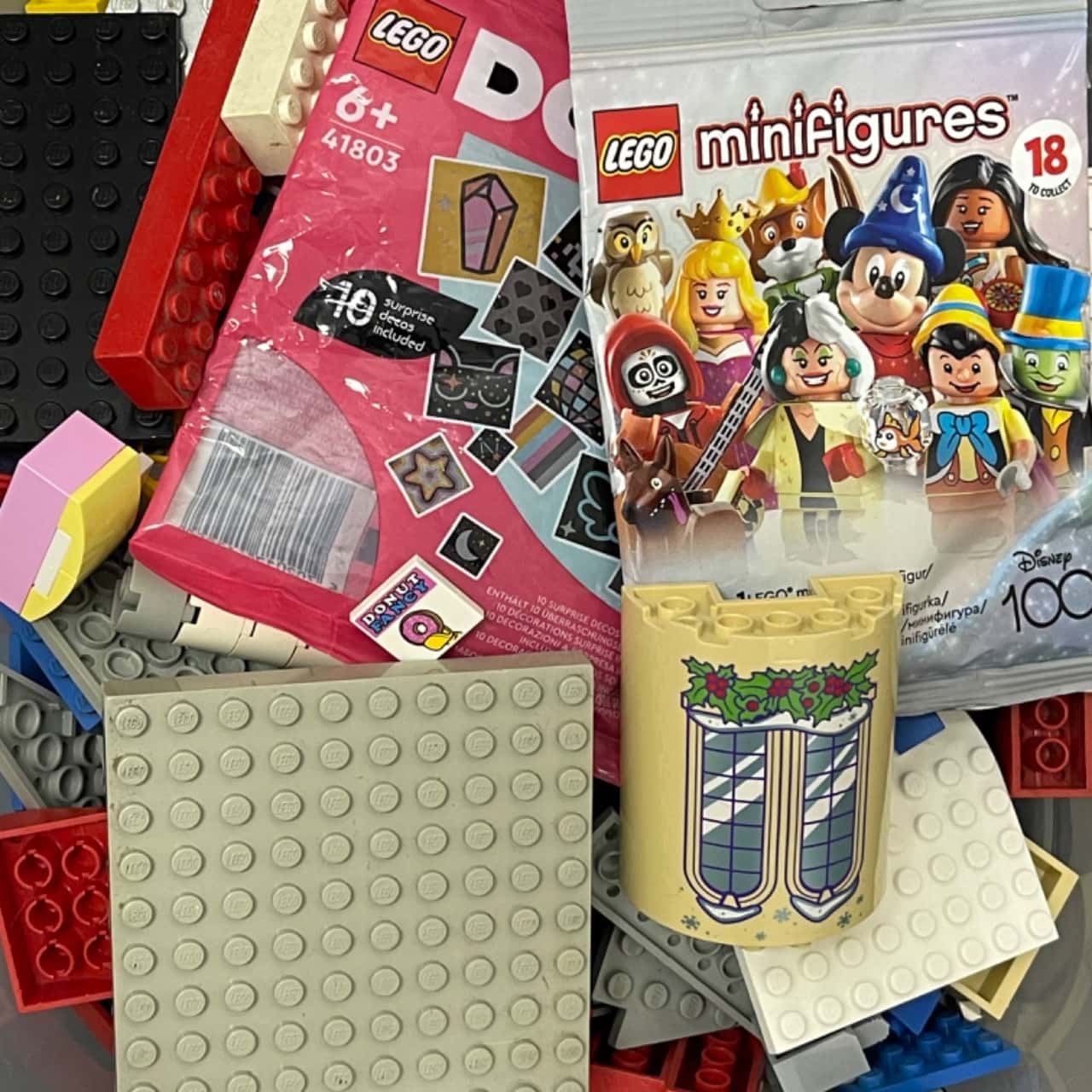 900 Grams of Assorted Lego Pieces