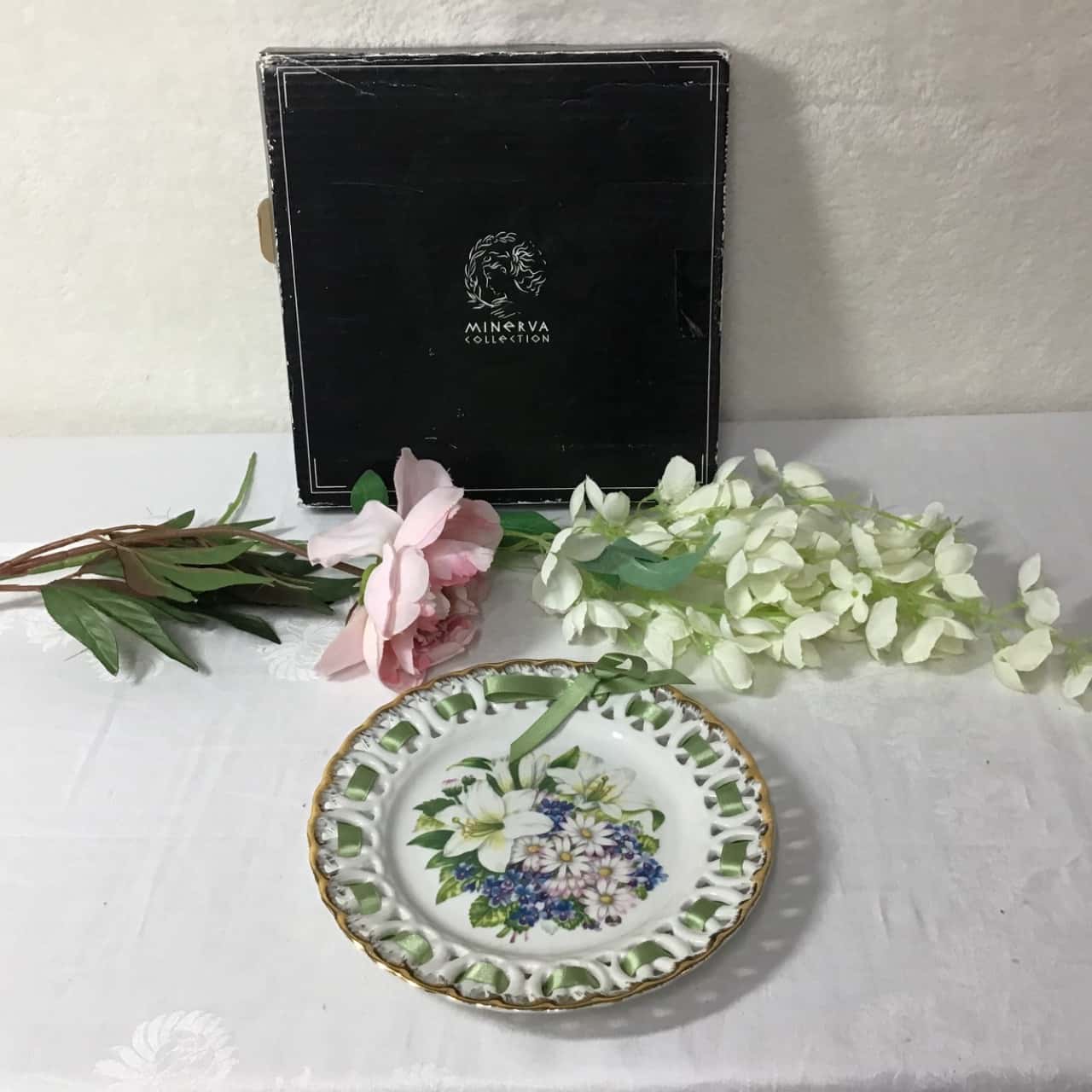 Minerva Collection Flowers of Love “Innocence” Ribbon Decorative Plate ...