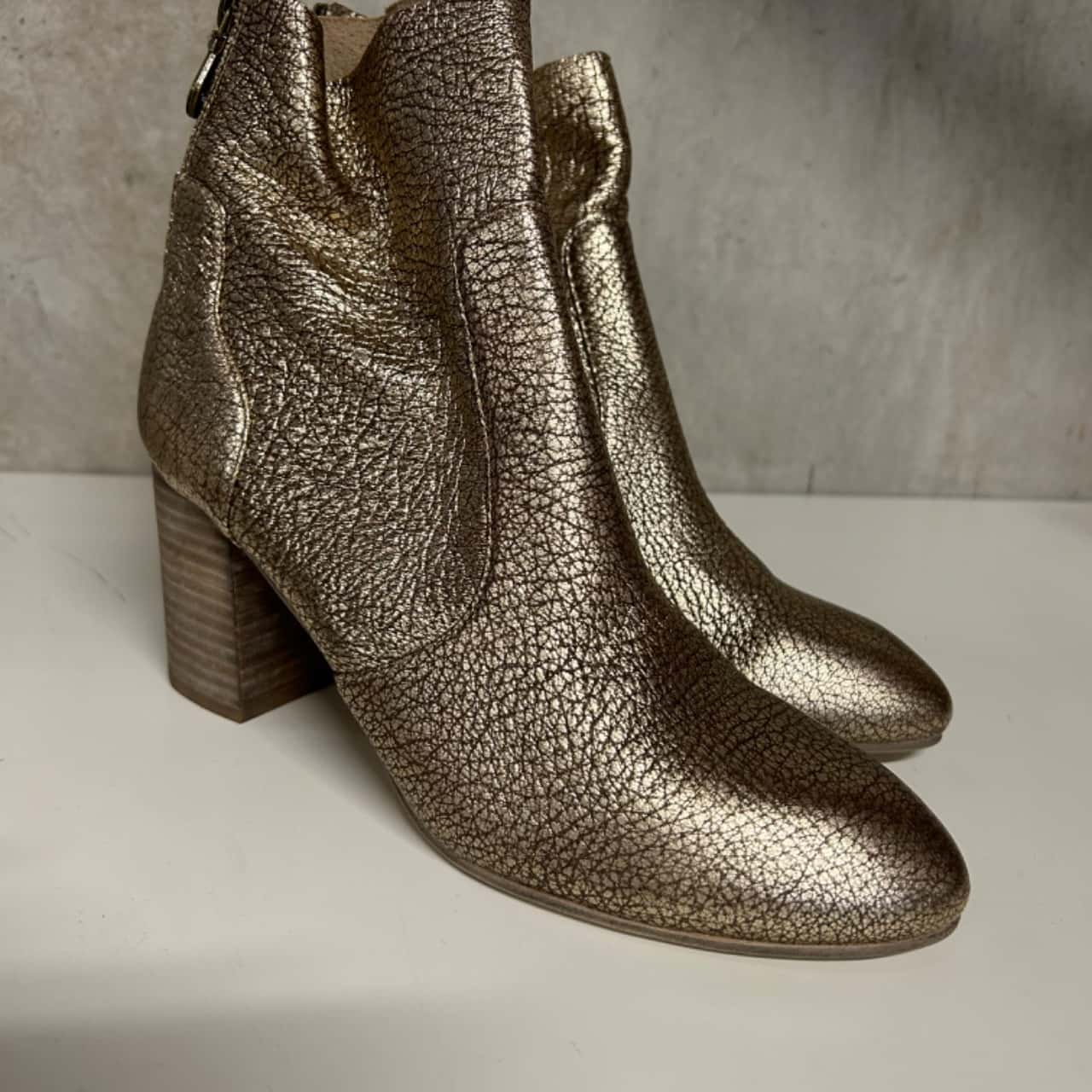 Filippo Raphael Womens Size 39 Gold (s)