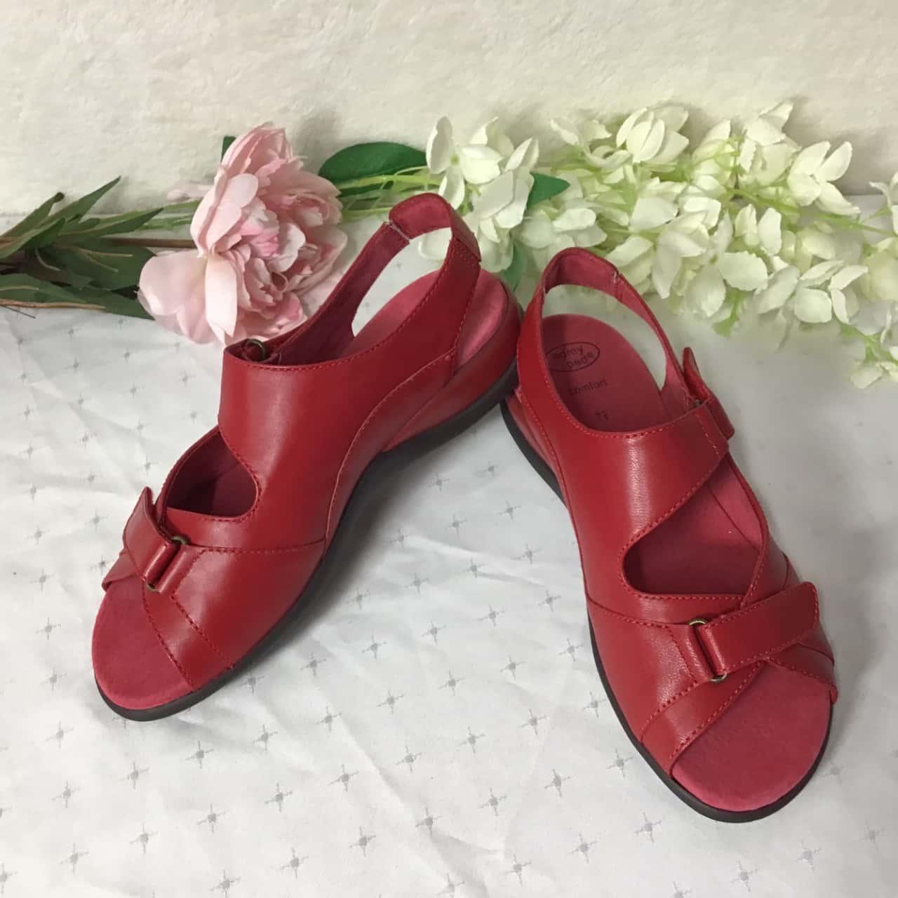 Homyped Womens Size 7.5 Red Leather Sandals(s)