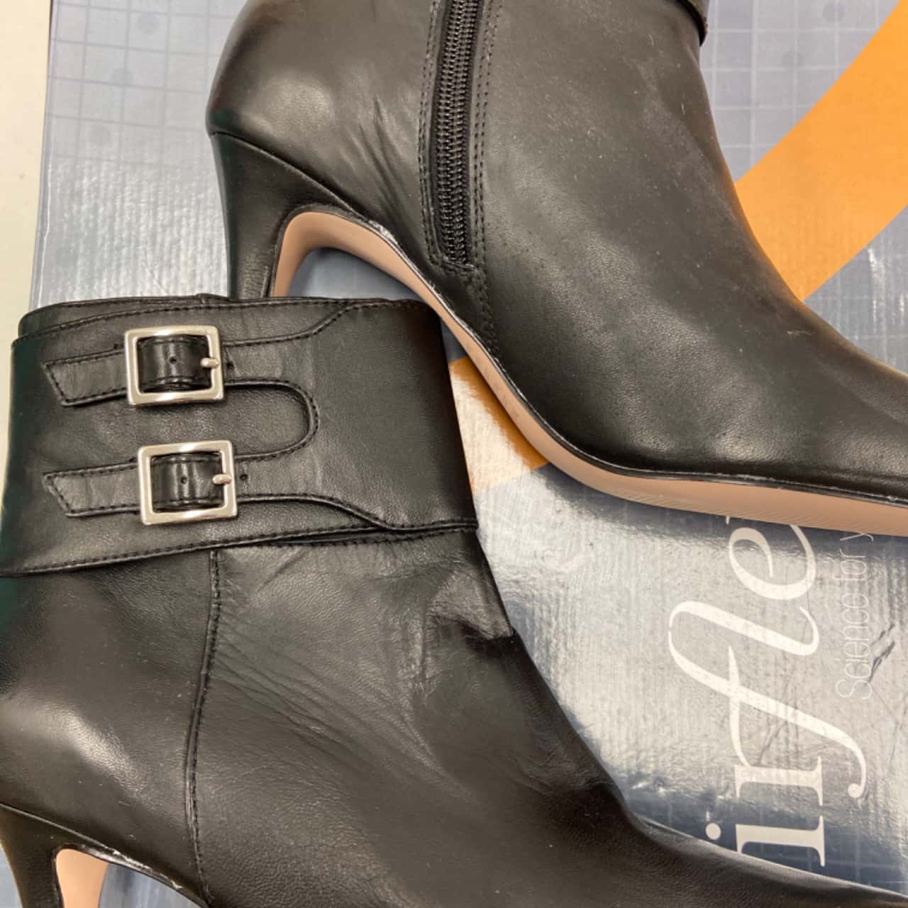 Airflex Womens Brand new in box Size 6.5 Black (s)