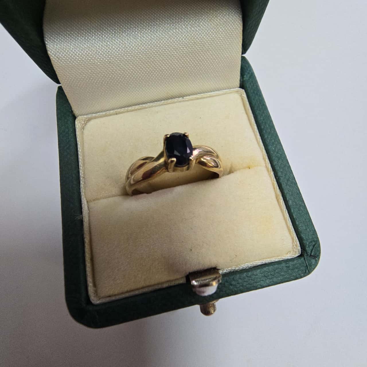 9 CT Yellow Gold Blue Sapphire Clawed Ring