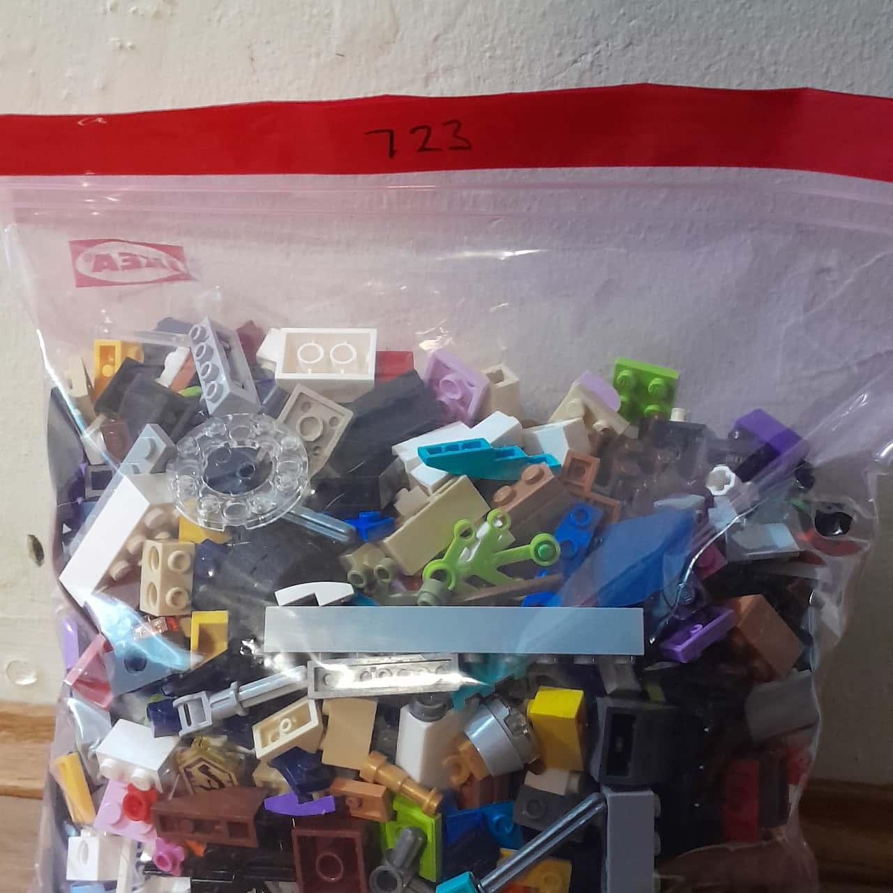 Bag of assorted lego pieces(s)