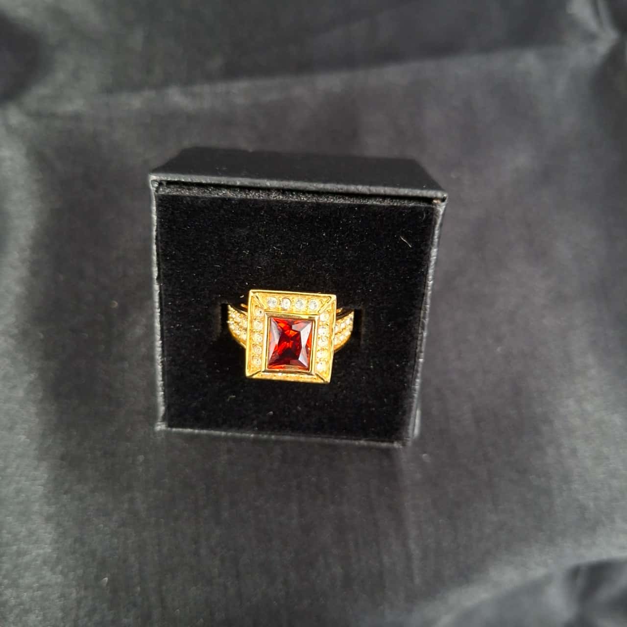 Womens Ring Gold tone / Red (s)