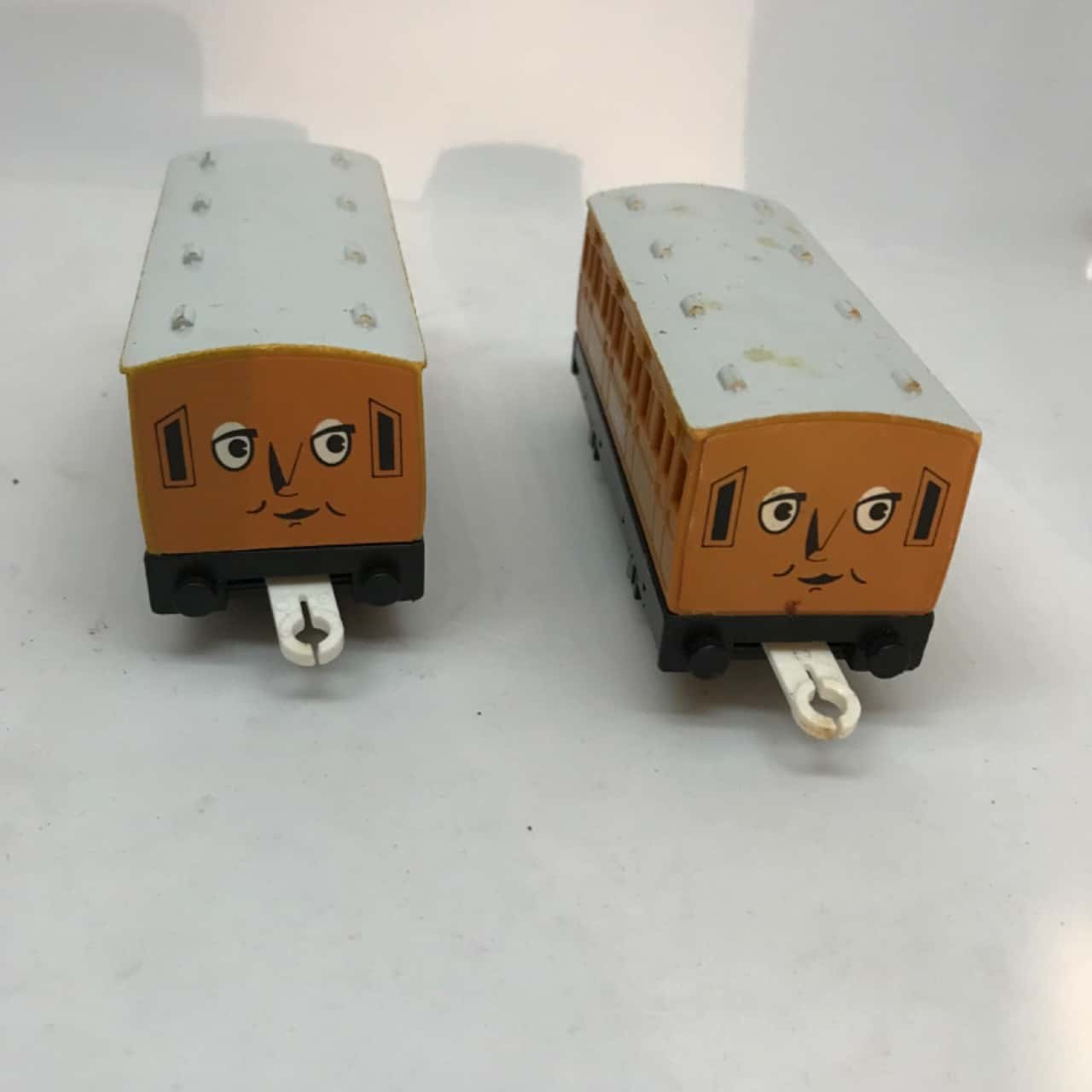 Tomy Trackmaster Thomas The Tank Rusty plus 2 Carriages(s)