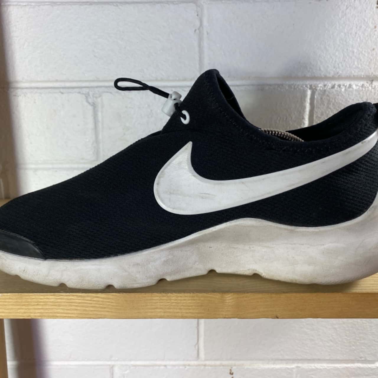 Nike Mens Aptare Sneakers Size 9/10 Black/ White