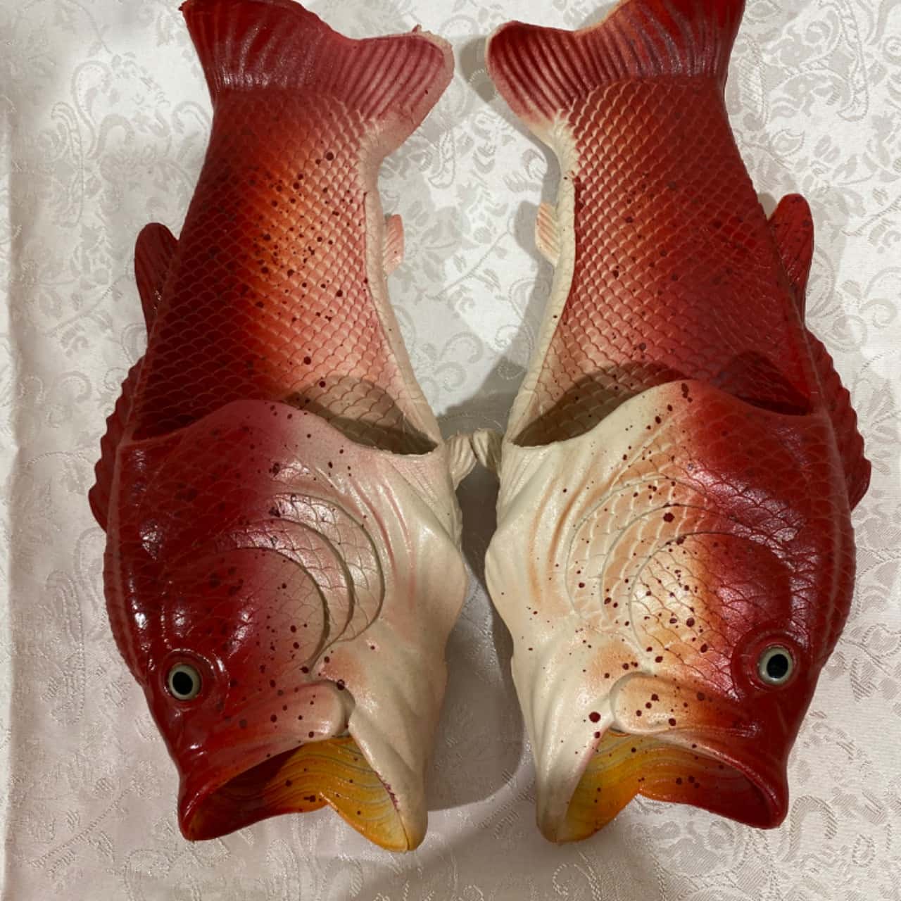 Unisex Size 42 Red fish flops