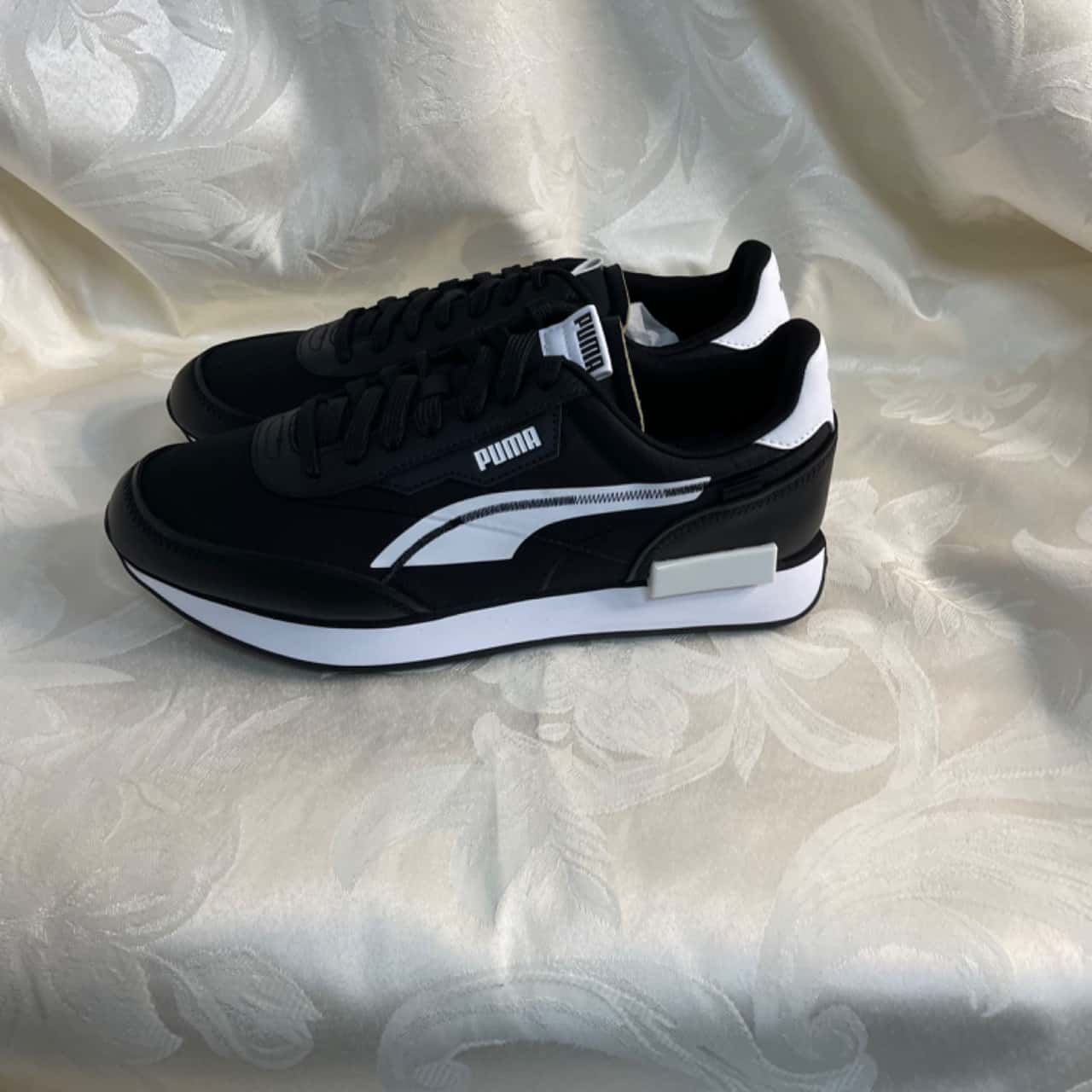 Puma Mens Size 9 Black / White