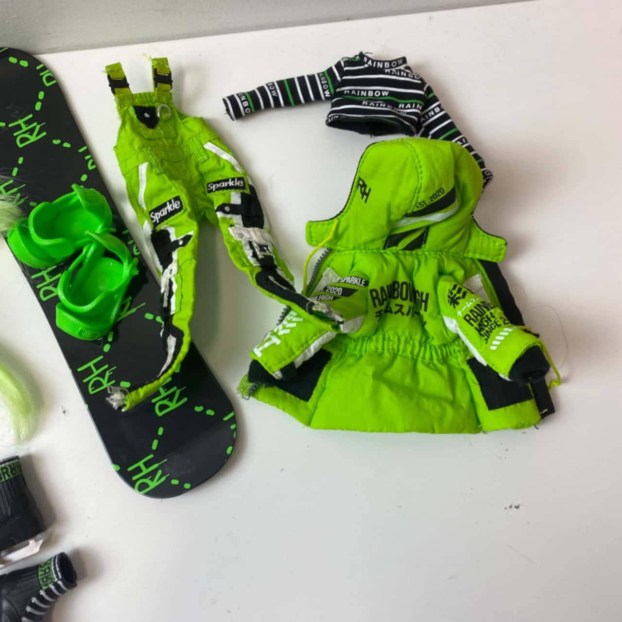 Rainbow High Winter Break Jade Hunter Doll with 2 Outfits