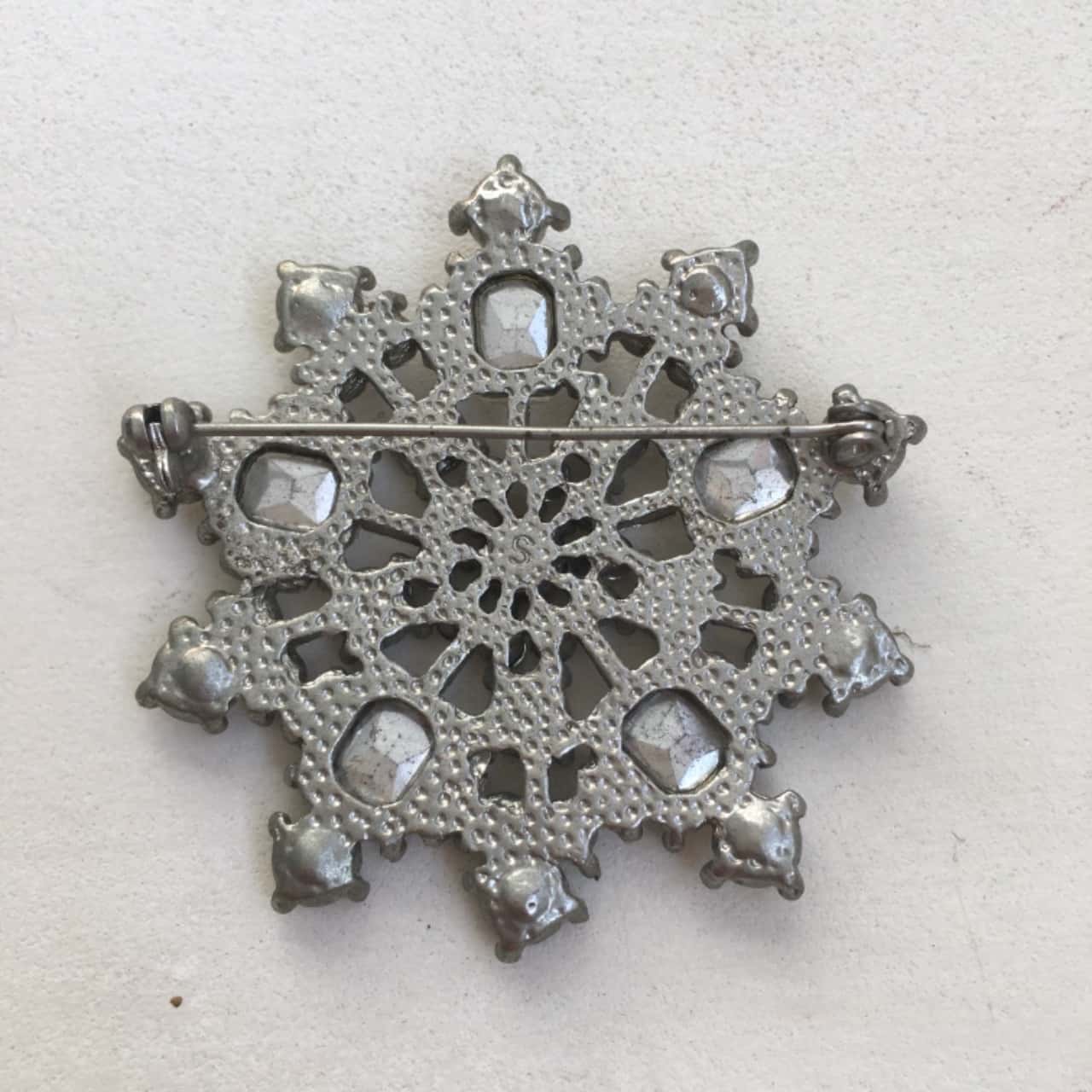 Retro Womens Snowflake Brooch Silver (s)