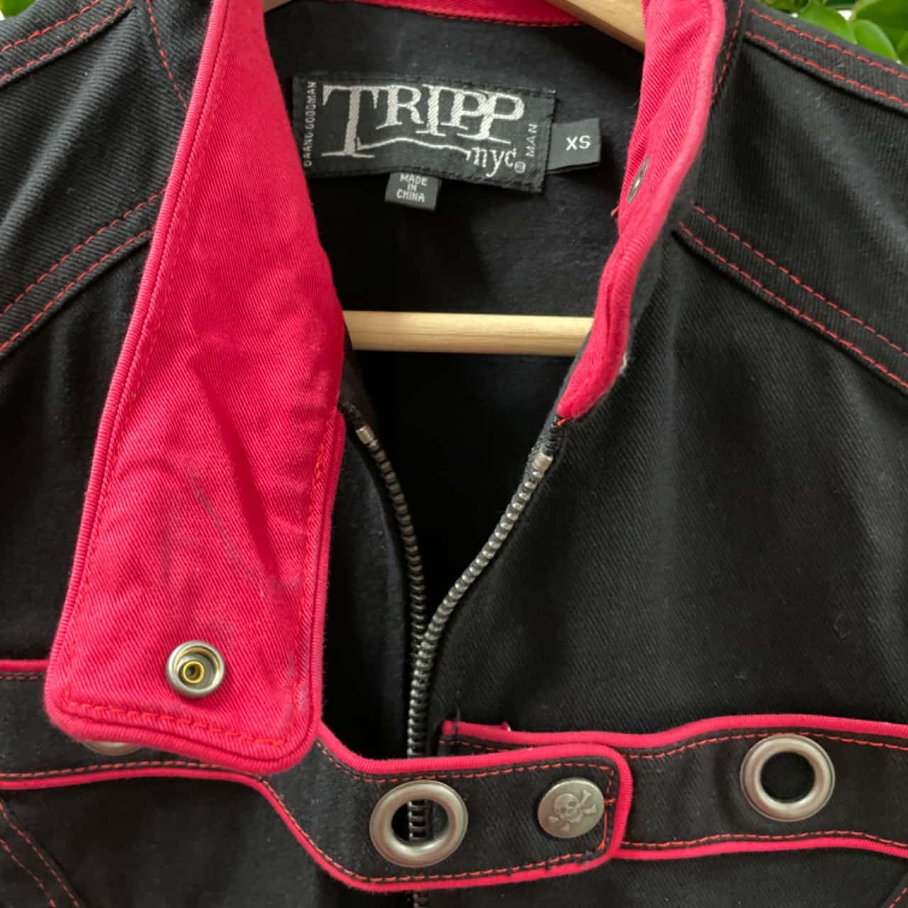 Tripp Alternative Wear Unisex Size XS Vest Jacket Black / Red (s)