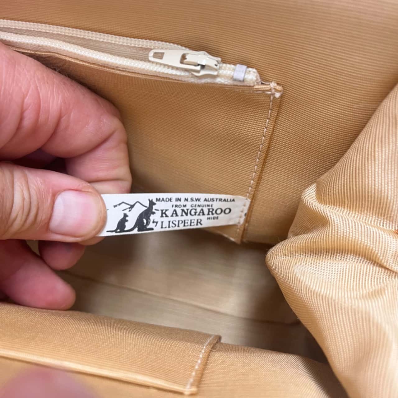 lispeer kangaroo Purse