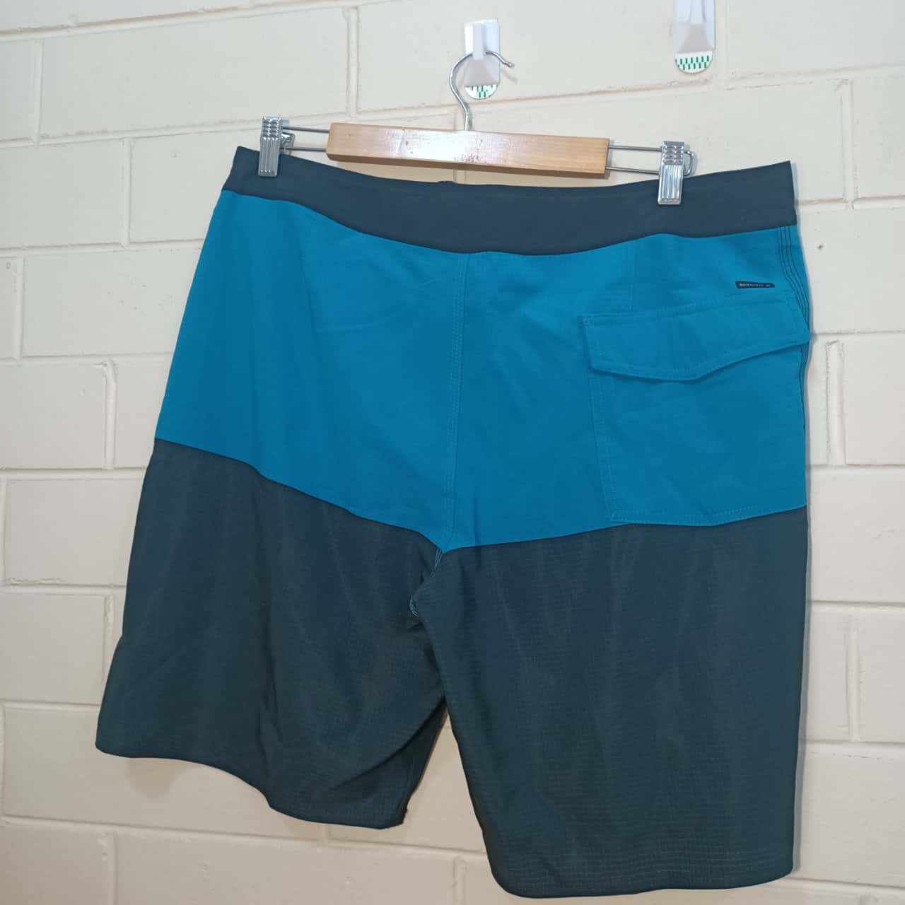 Quicksilver Mens Size 34 Black / Blue Boardshorts (s)