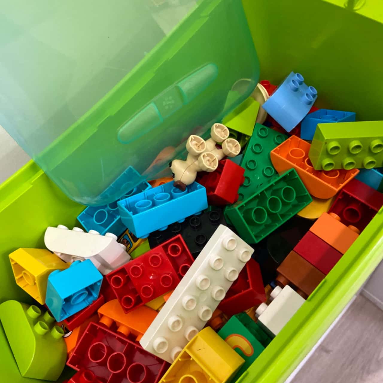Bulk lot of Duplo in green tub , not blocks as pictured on tub . (s ...