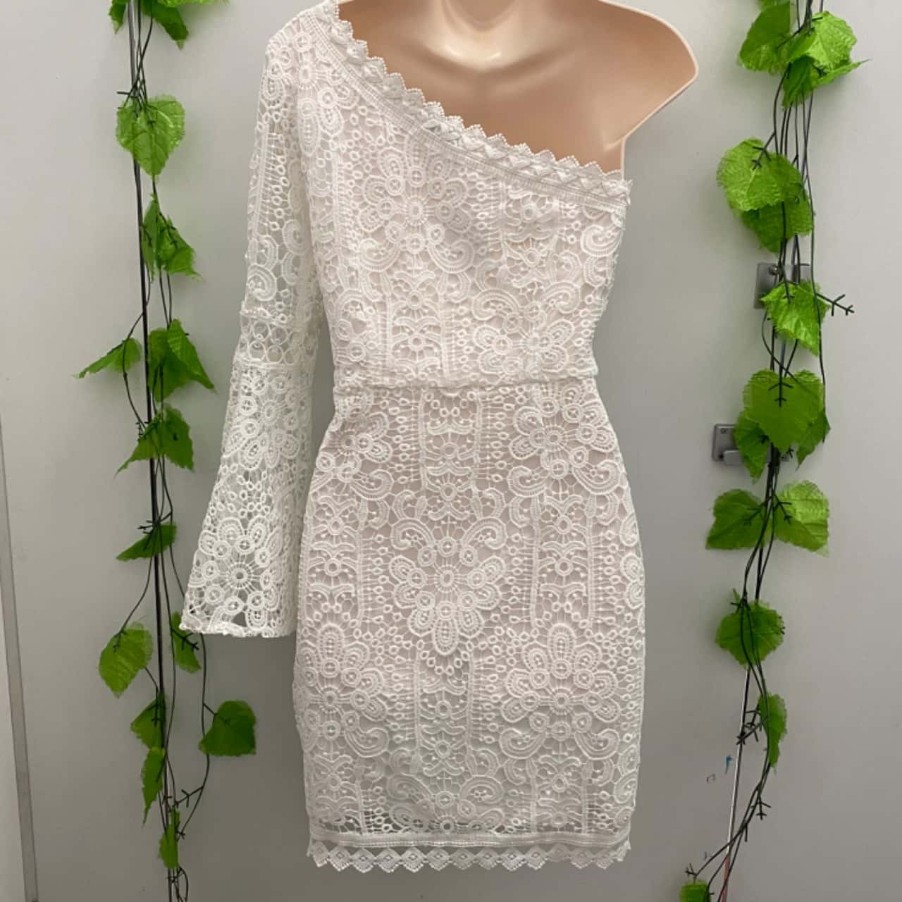Womens DIVINE AVENUE White Lace Dress Brand New(s)