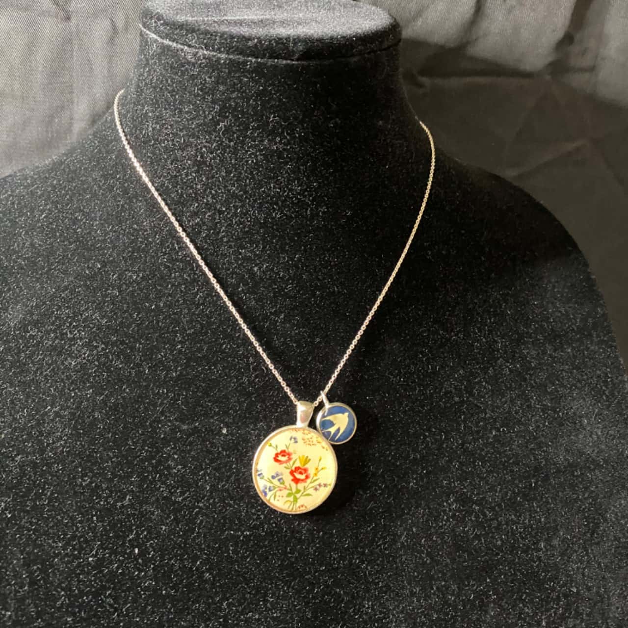 Silver 925 Cain Necklace W/ Round Pendant(s)