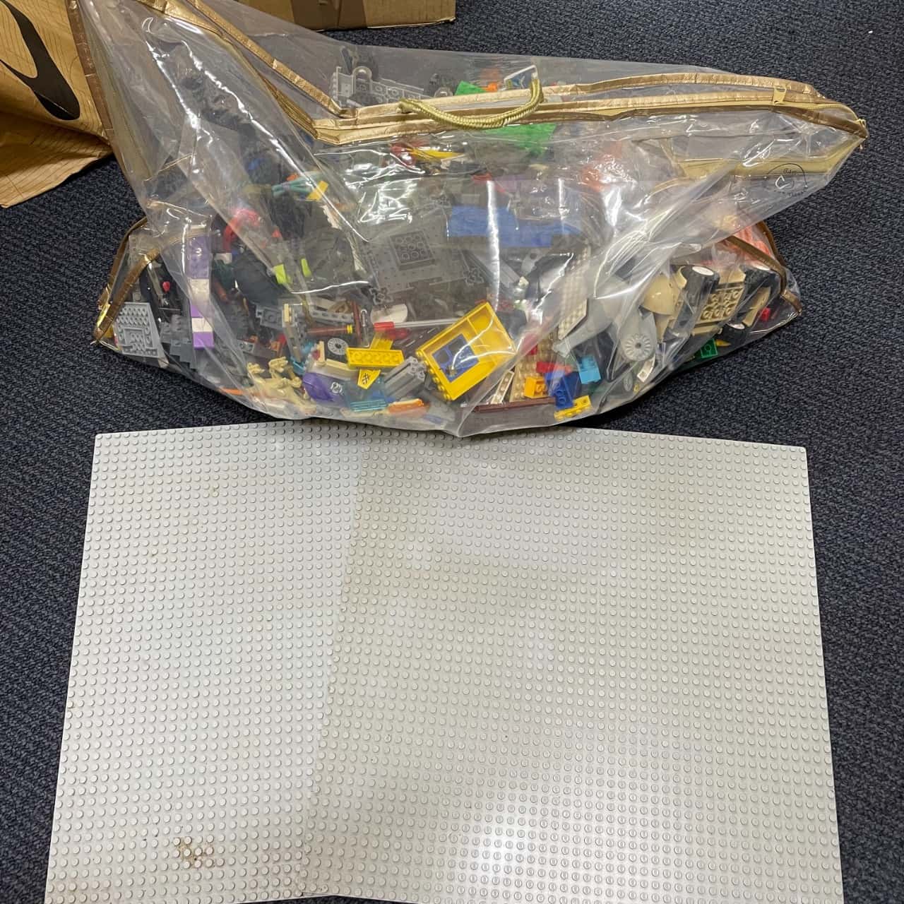 Lego mixed 4 kg. Includes 2 grey base plates.