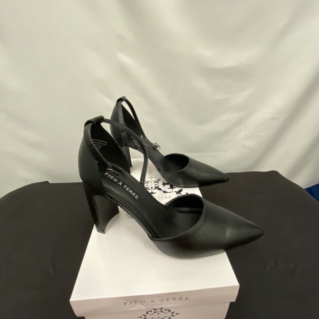Pied A Terre Womens Size 8 Heels