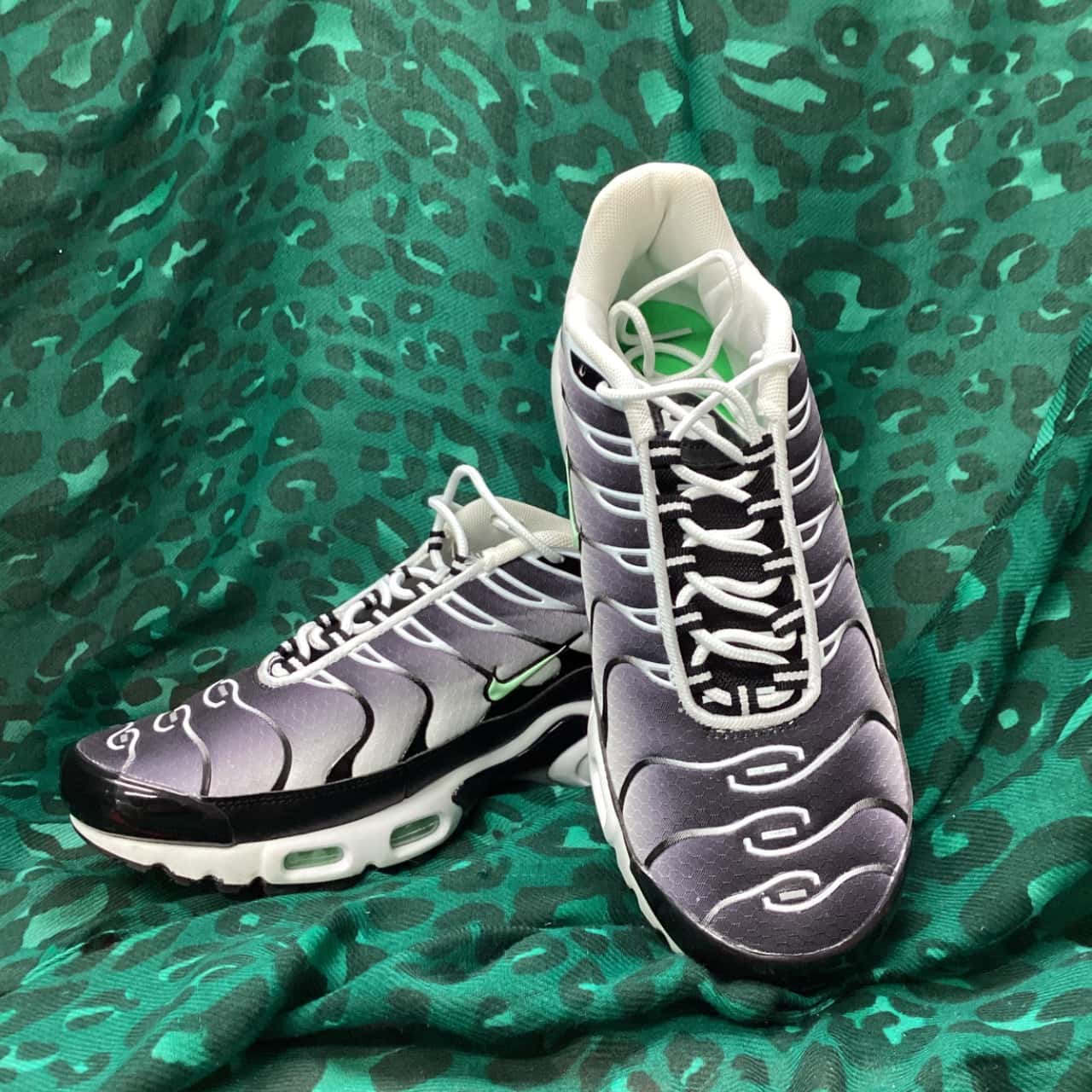 Nike Unisex Size 41 Black / Green / Grey / White Trainers(s)