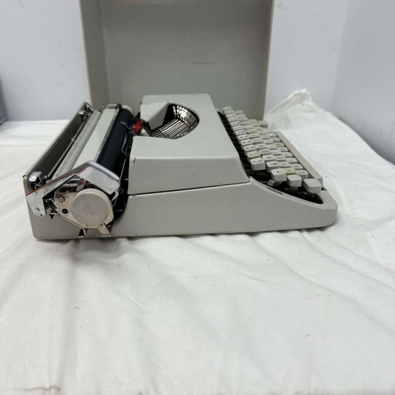 Vintage Manual Typewriter withe Carry Case Lid(s)