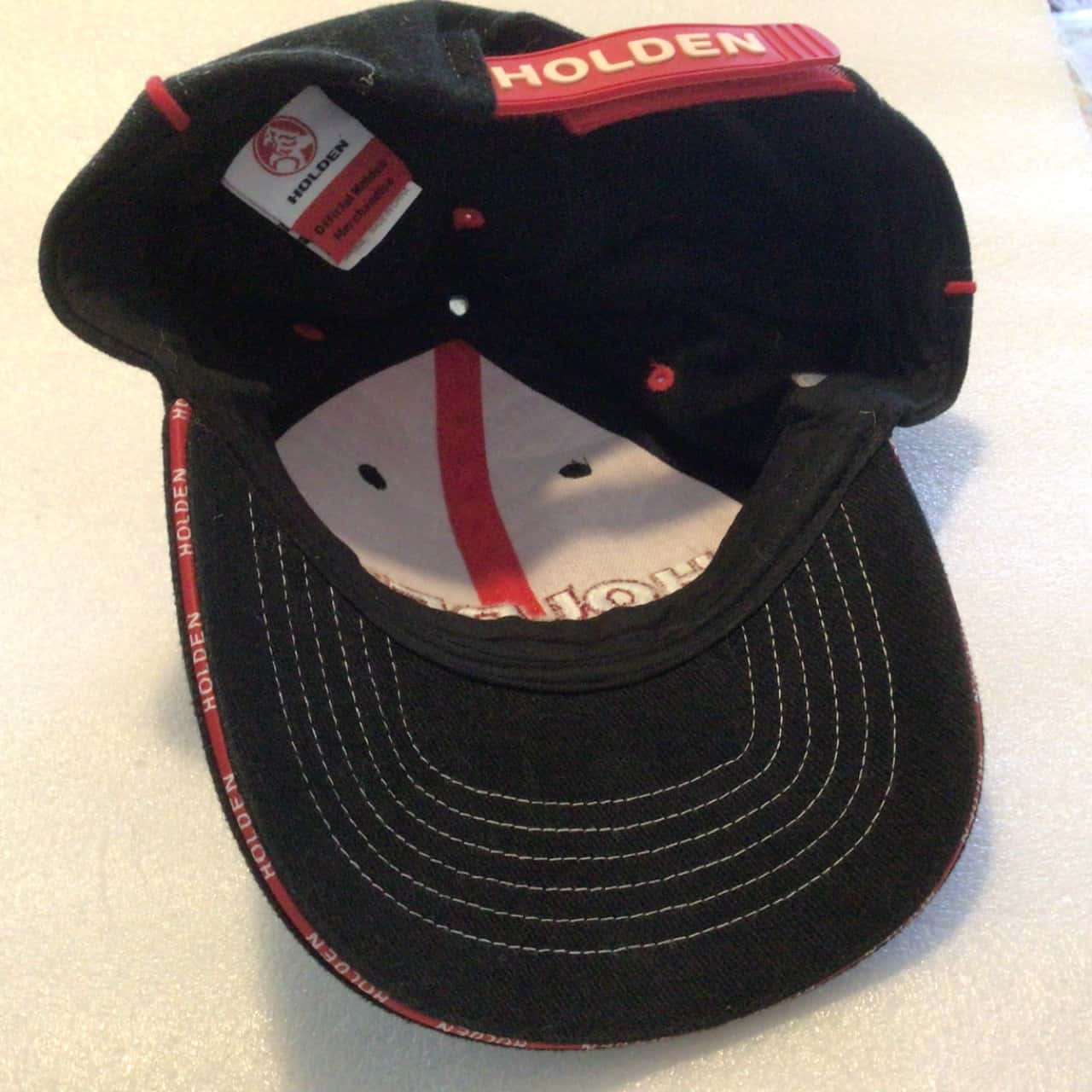 Mens Holden Cap Black / Red with adjustable back DE1759217