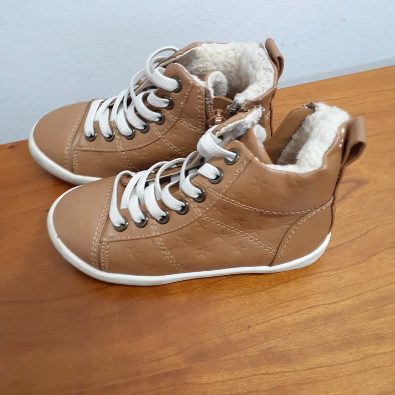 Seed Kids Size 25 Shoes