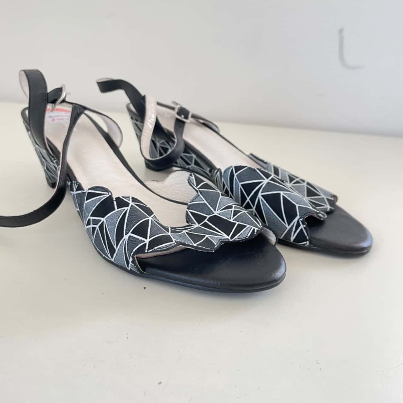 Volpini Black White Leather Sandal Size 9 (s)