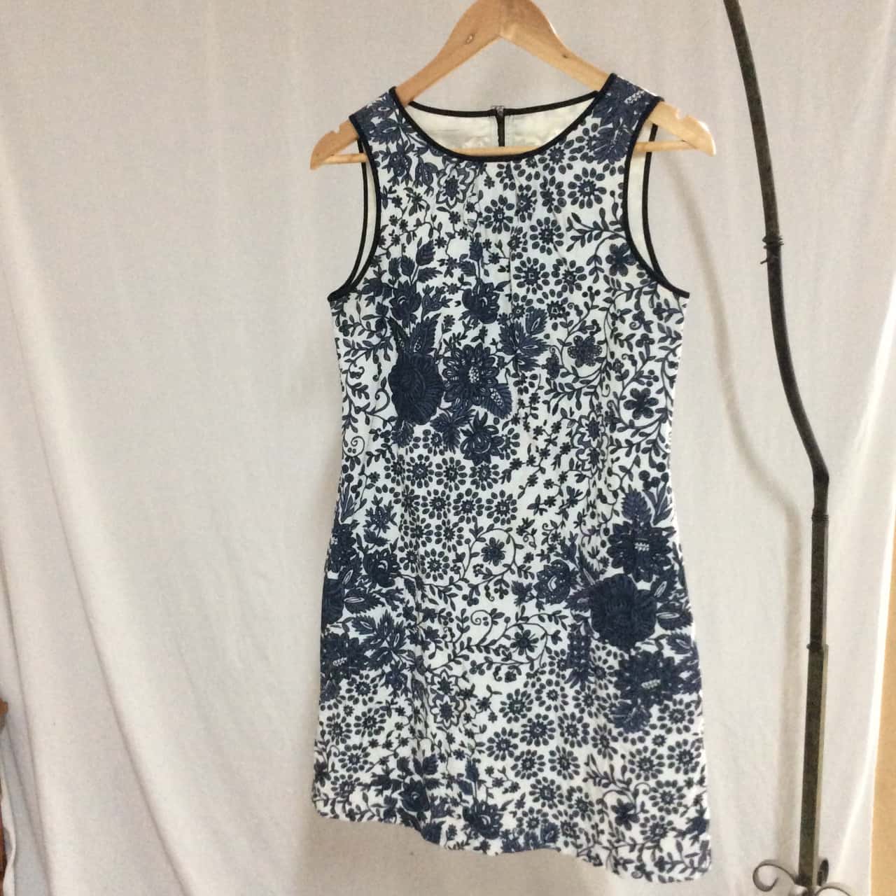 CUE Women's Size 8 Floral Dress Blue/ Navy Blue / White