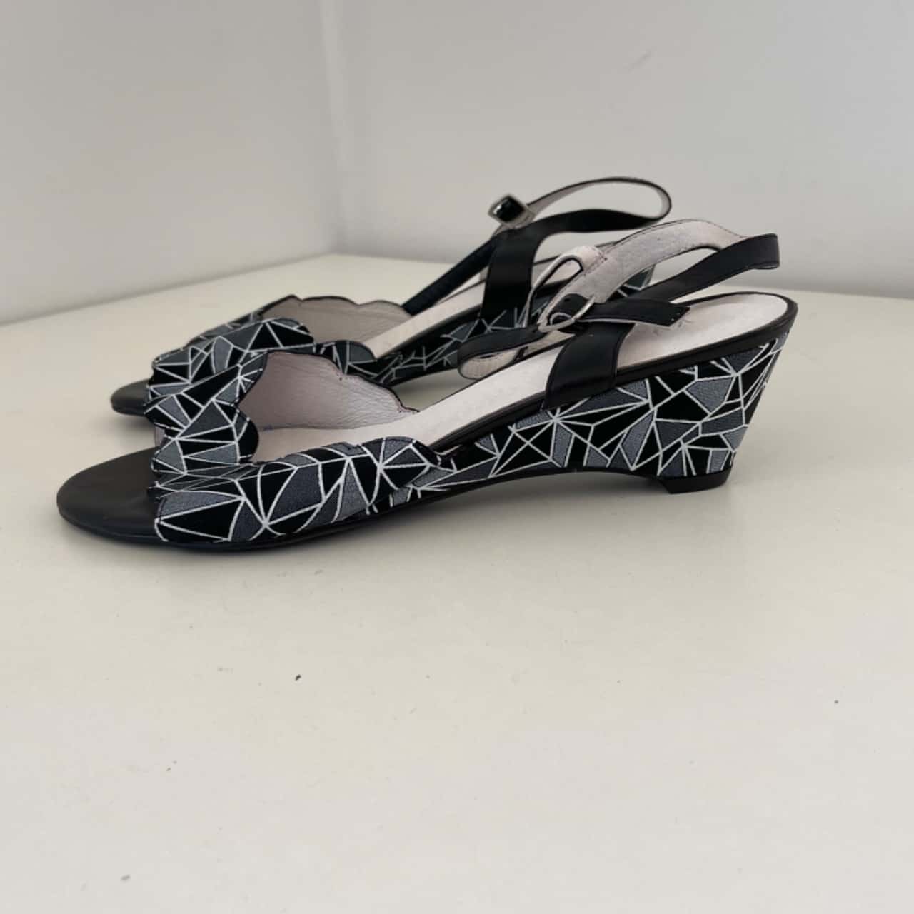 Volpini Black White Leather Sandal Size 9 (s)