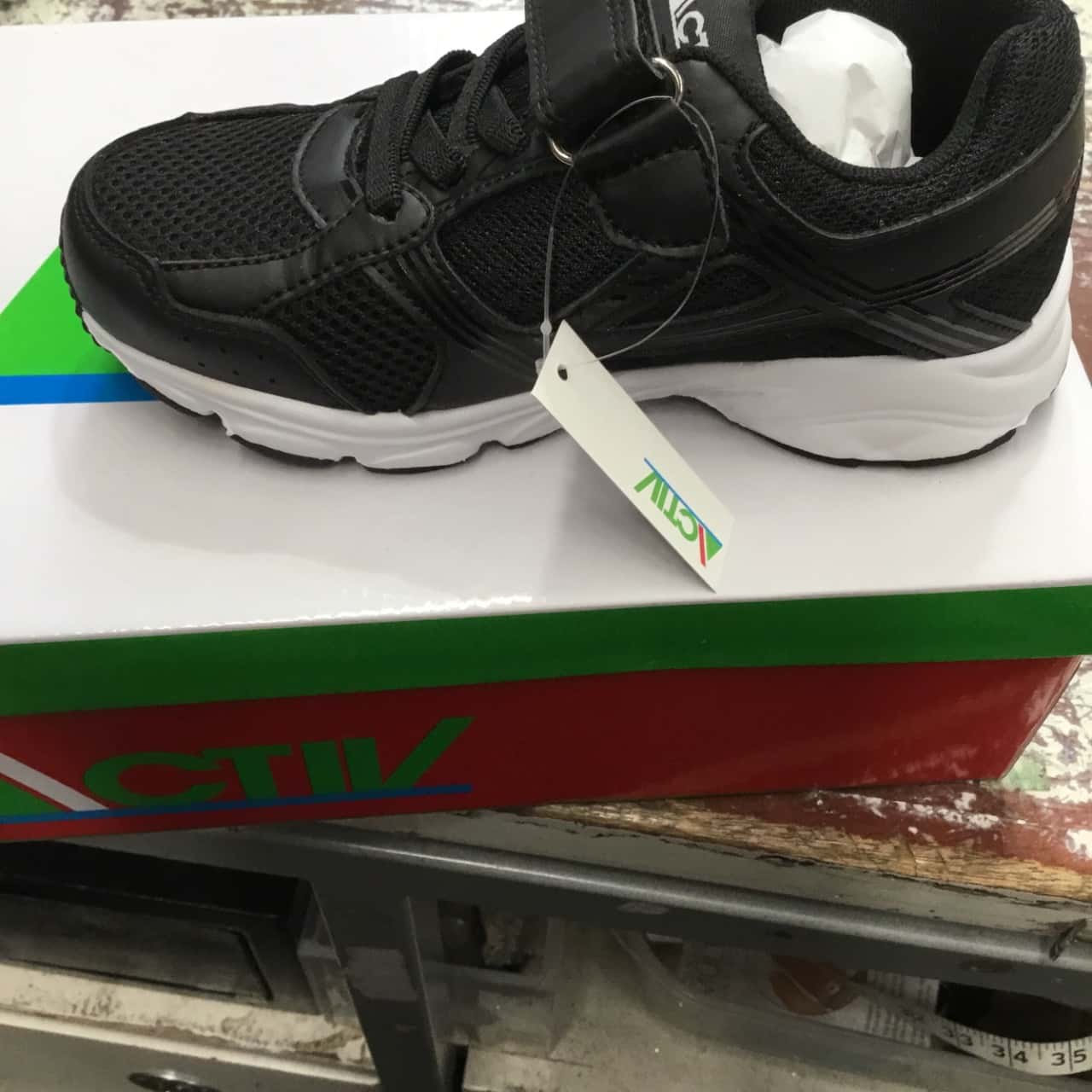 Kids Activ Size 30 / Shoes Black / White runners