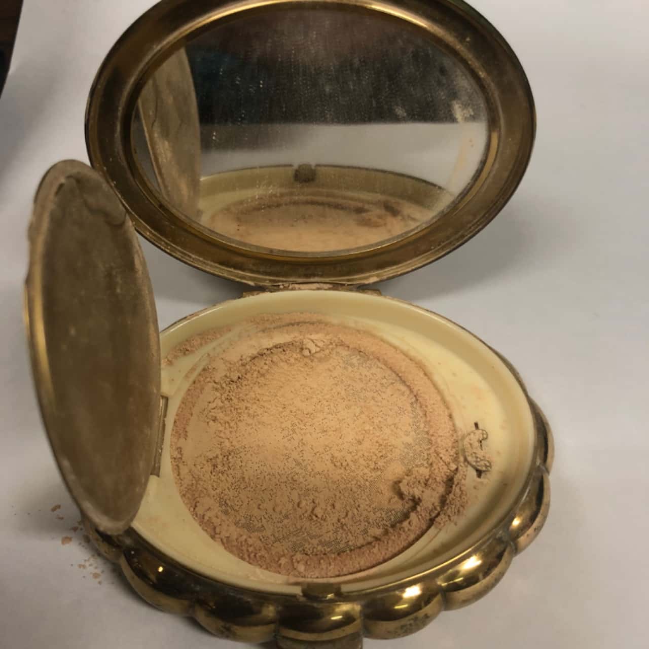 Vintage KIGU Powder Compact Gilt engraved with scalloped base(s)