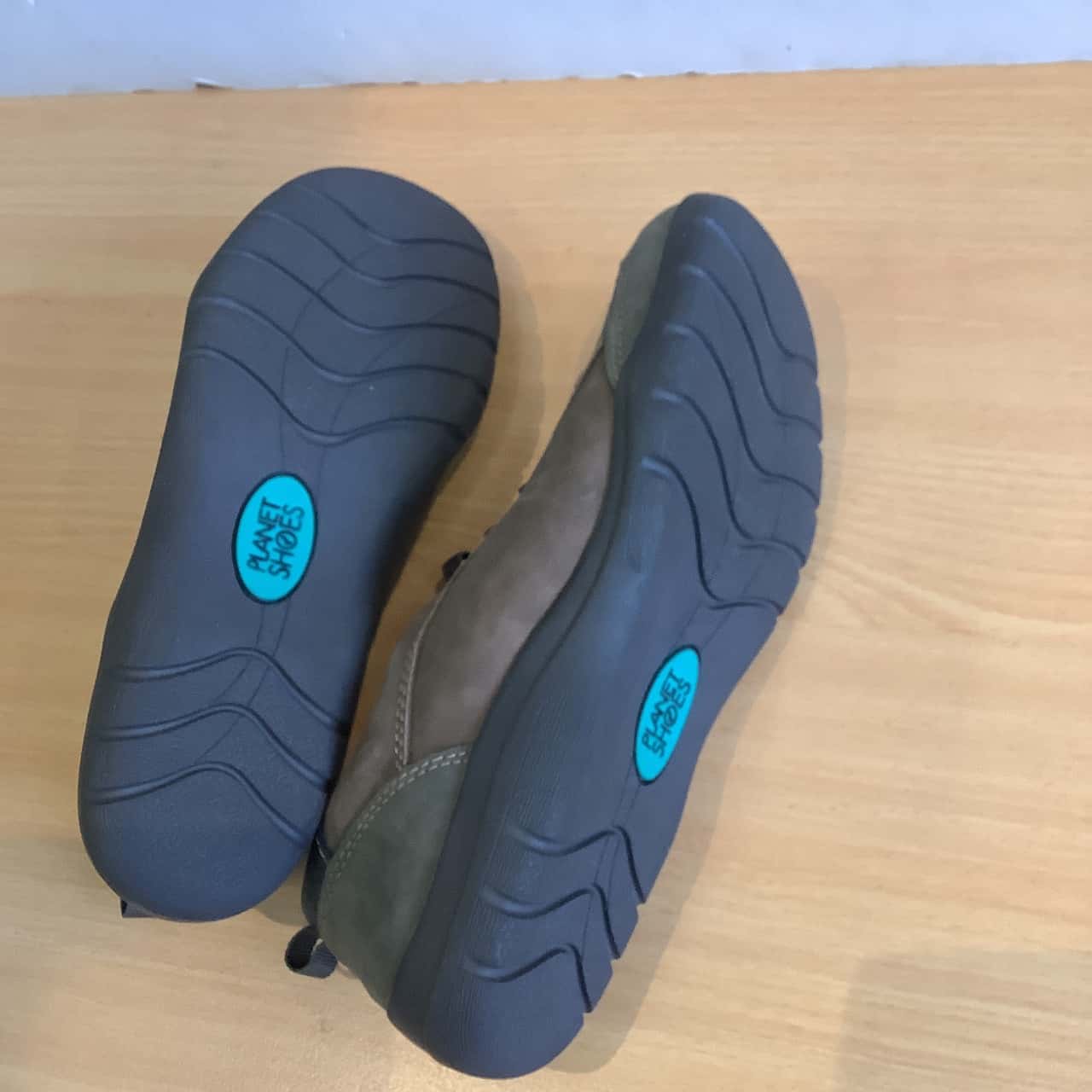 Planet Shoes Women's Size 7 Leather Slip on Runners Brown (s)