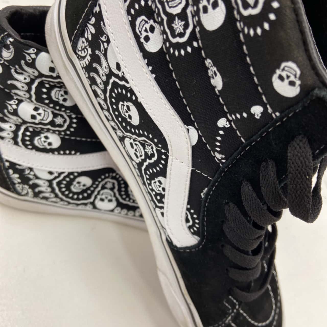 Mens Vans Size 11 Black skulls high tops
