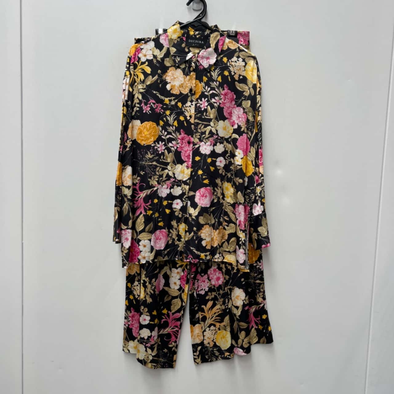 Decjuba Black / Floral Shirt and Pant Set - Size S/M