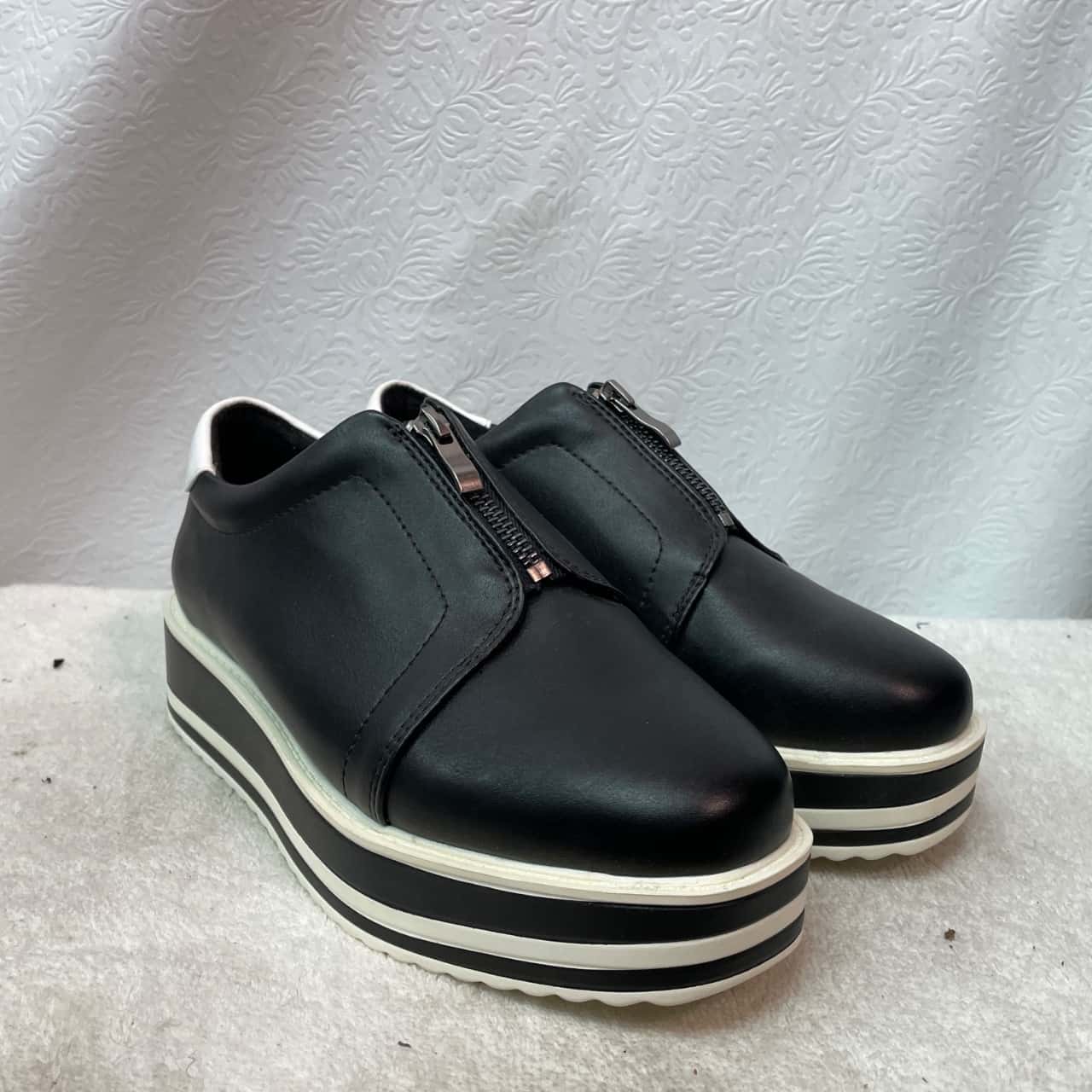 Taking Shape Women’s Striped Wedge Zip Front Shoe Size 8.5 Black / White