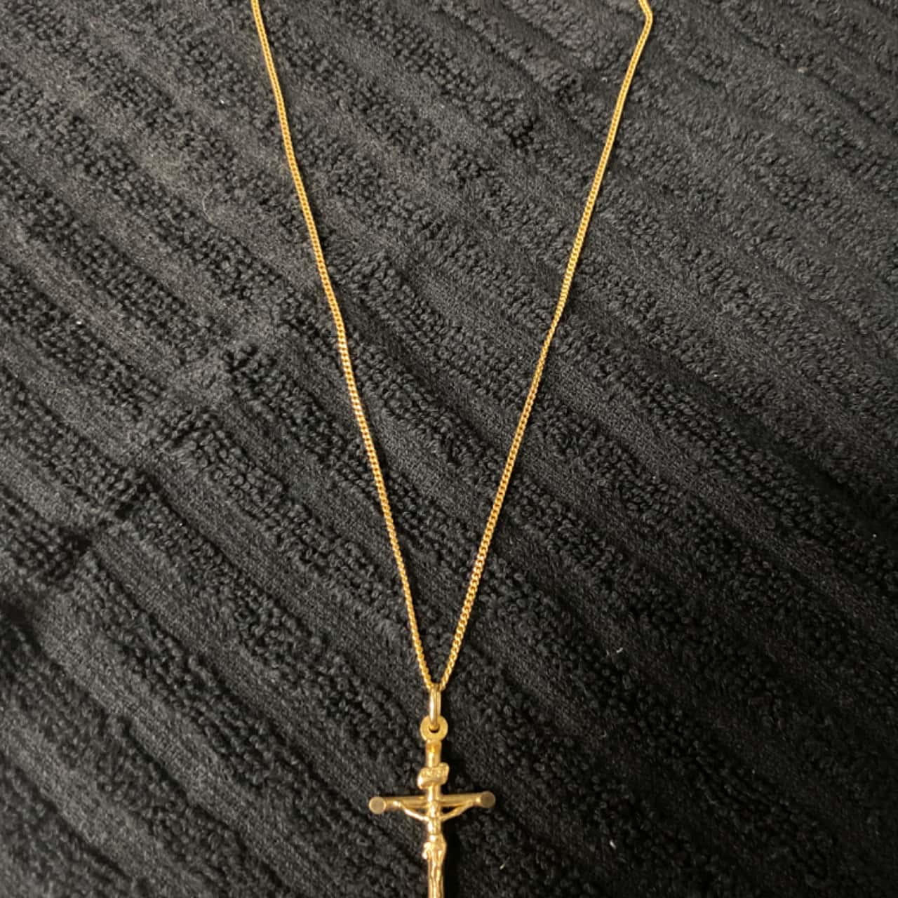9 ct 375 chain and crucifix (s)