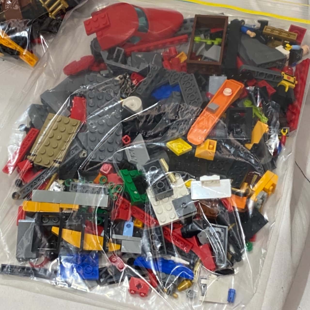 Lego Mixed Lego in Plastic Storage Tub 4kg Bundle Bulk Lot of Lego ...