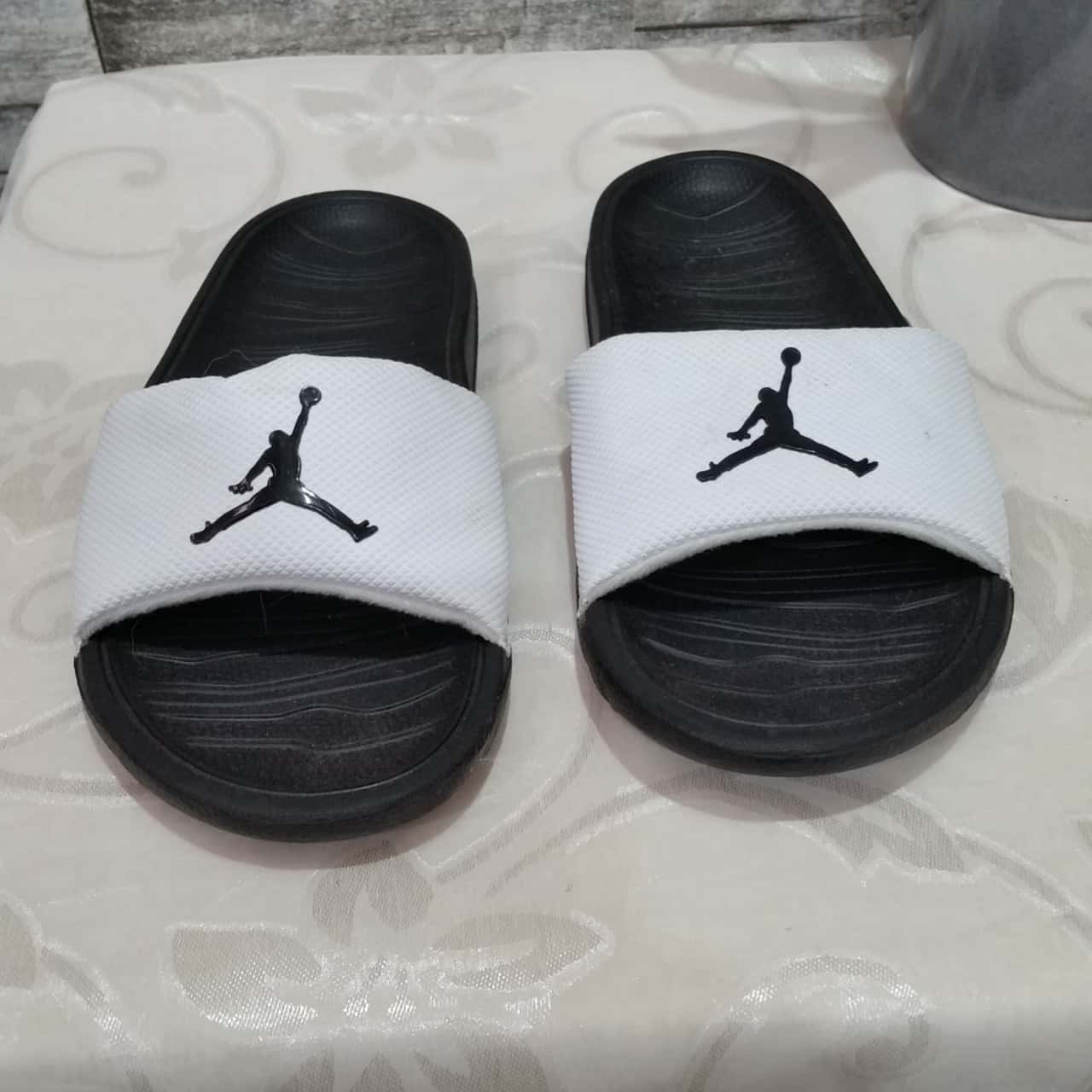 Jordan Kids Size 4.5 Black / White Slippers (s)