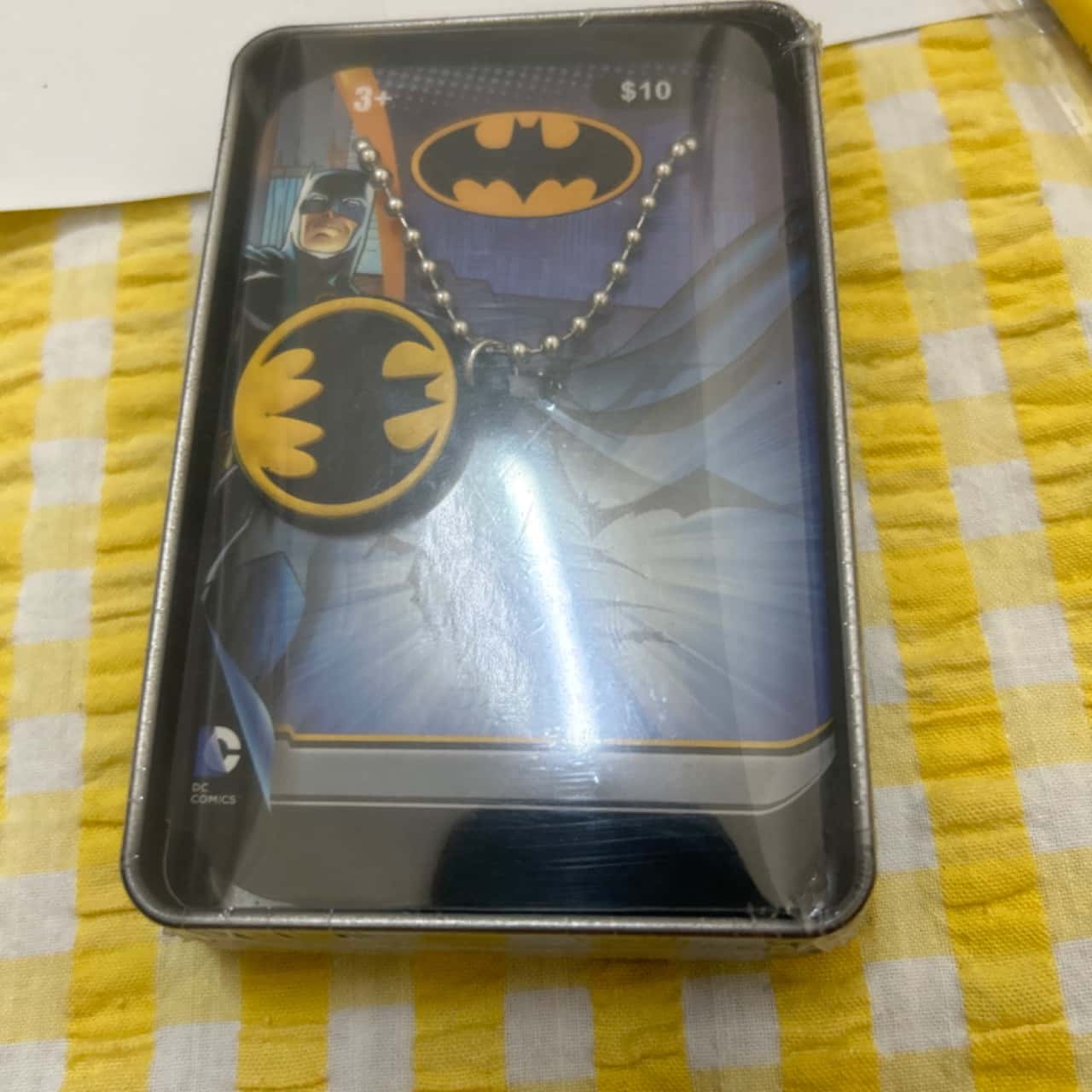 Batman key chain and tin still sealed (b13)