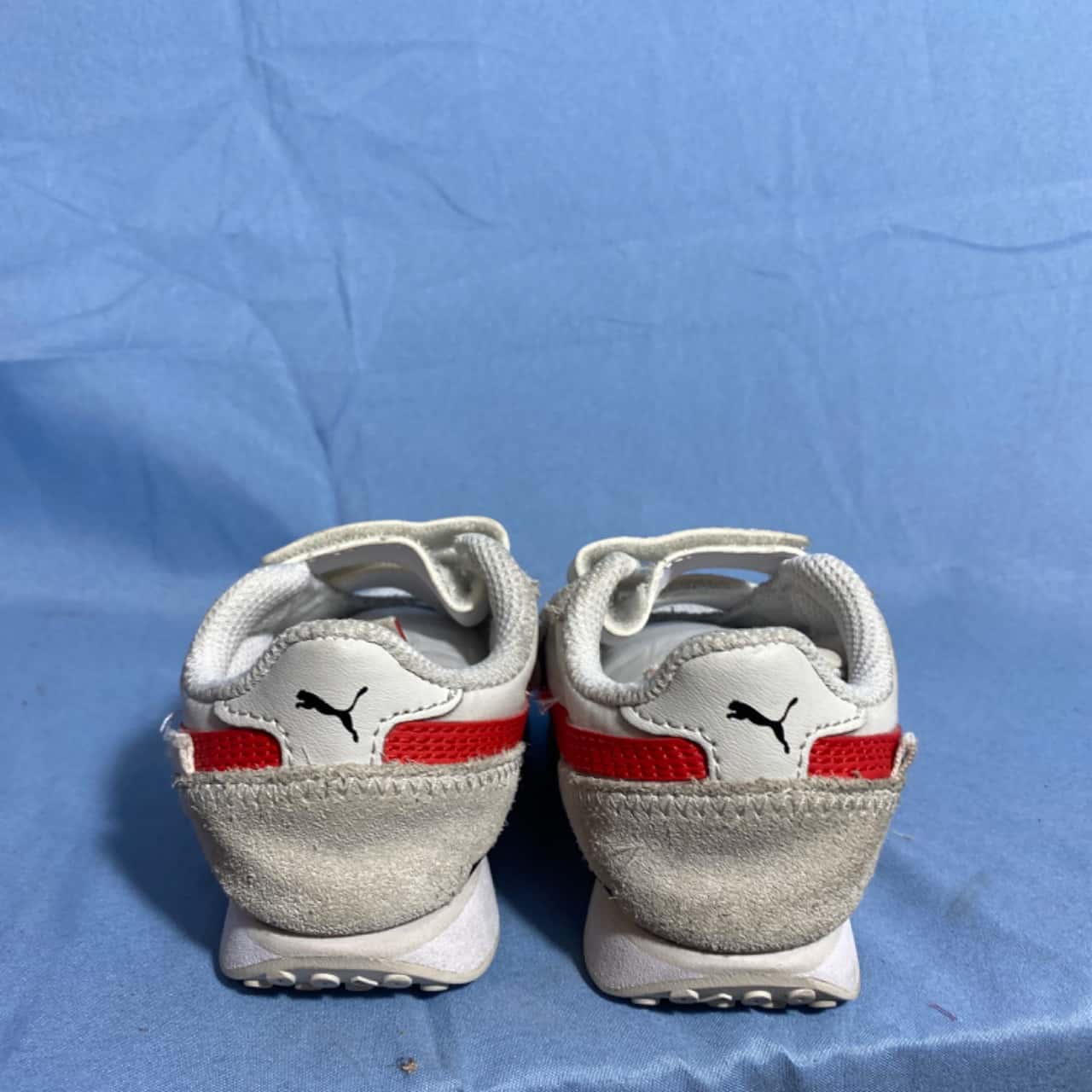 Puma Kids Size 5 White shoes