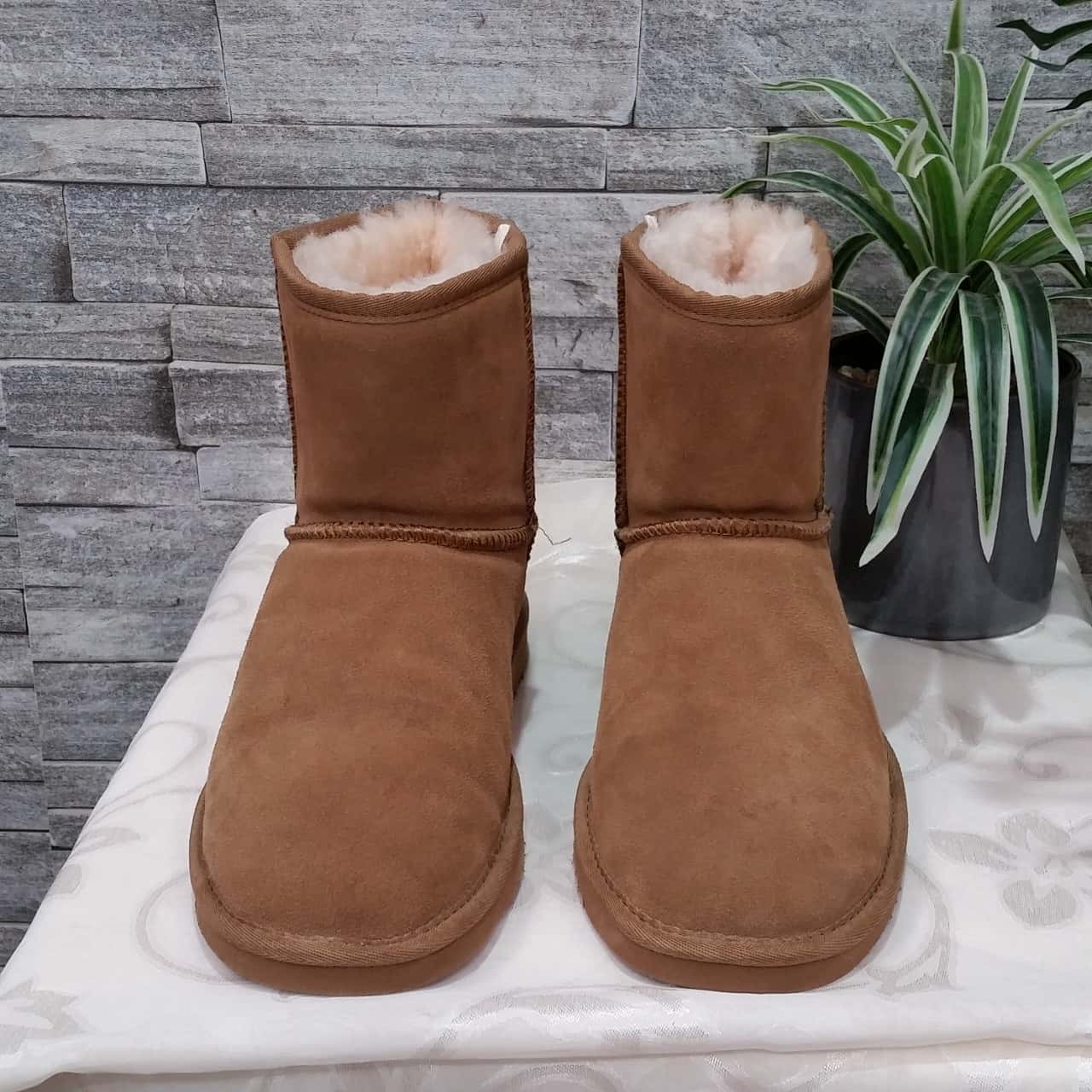 UGG Unisex Size 9 Brown Sheepskin Boots (s)