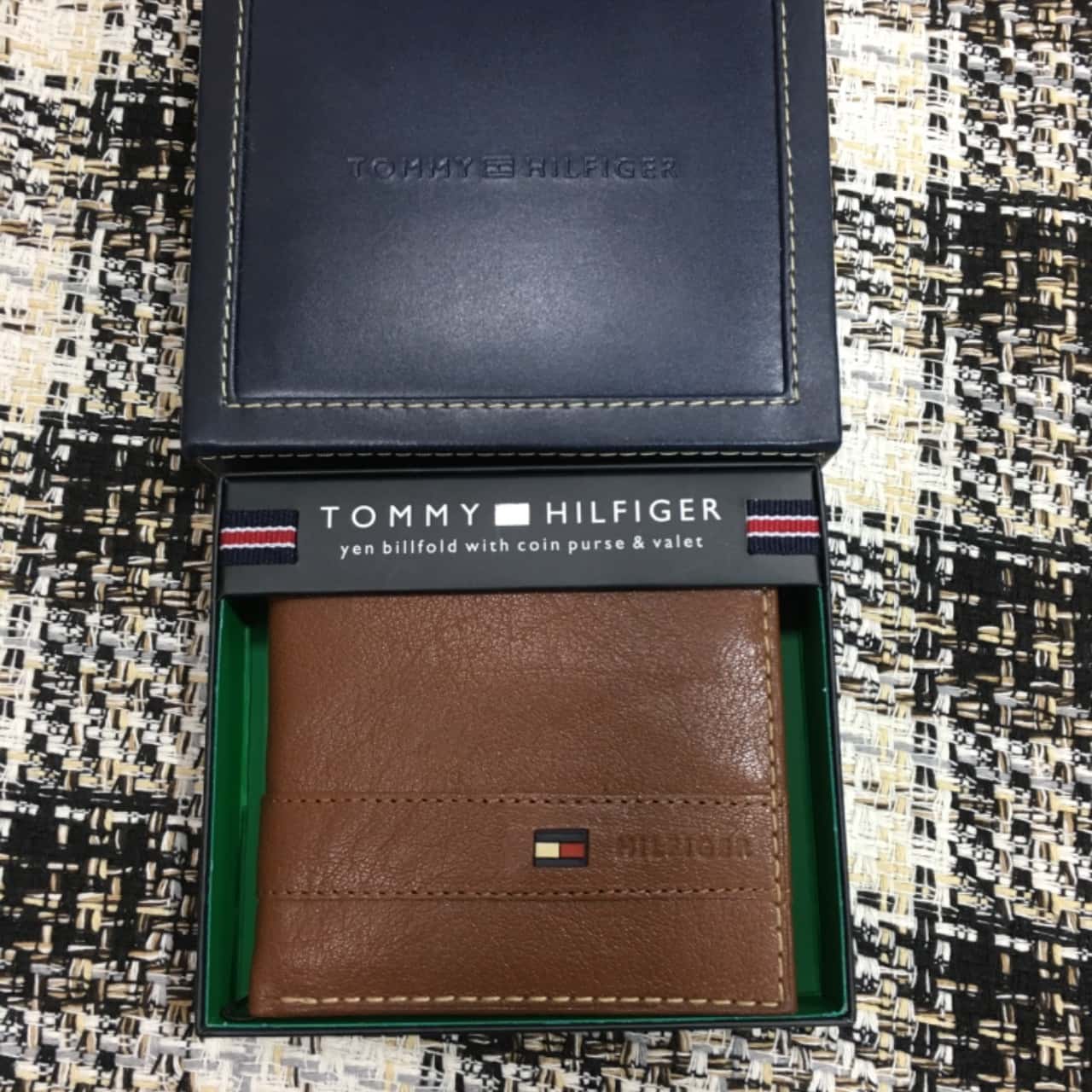 BRAND NEW Tommy Hilfiger Mens Yen Billfold with Coin Purse & Valet Tan (s)