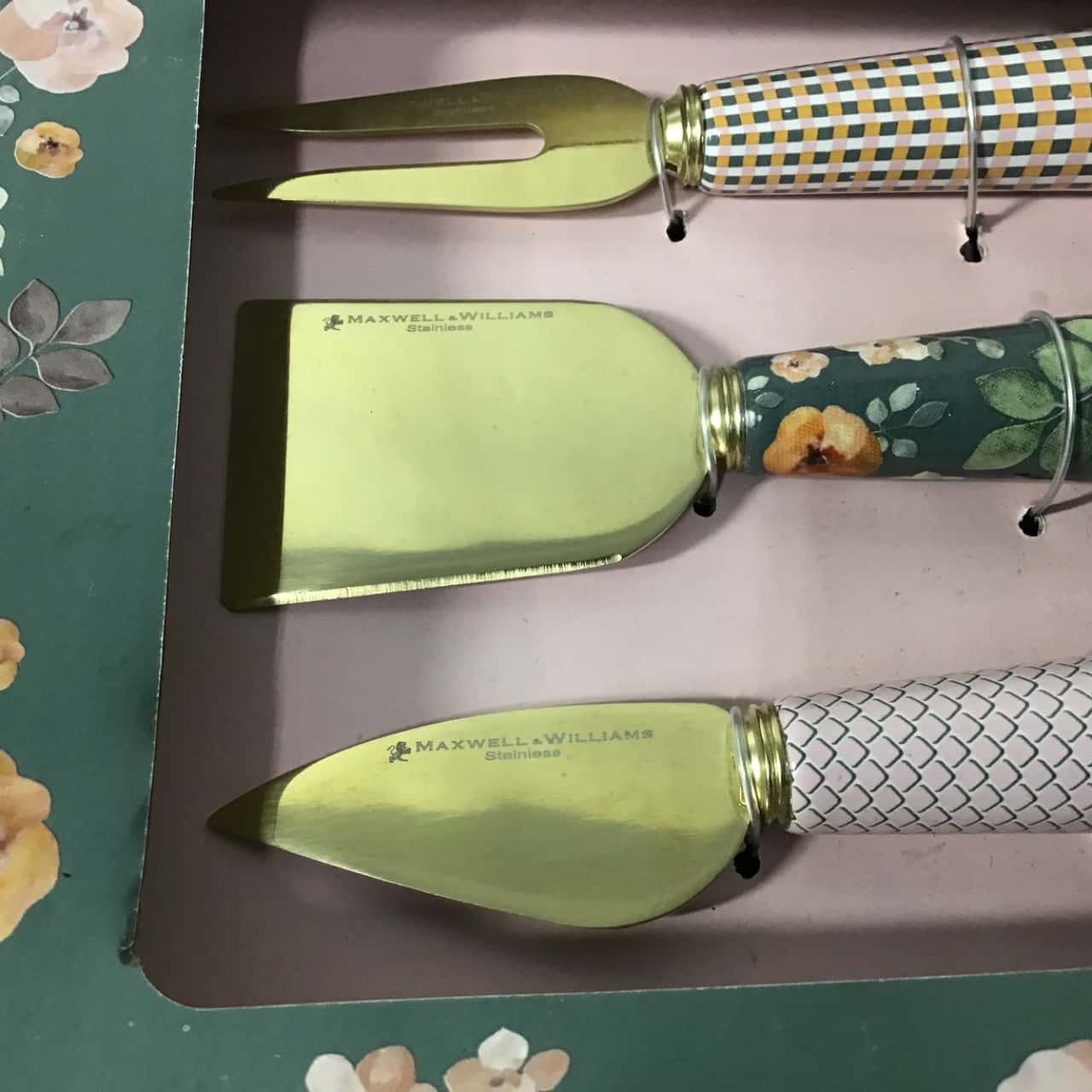 Maxwell & Williams "Arcadia" Set of 3 Pattern Cheese Knives (boxed)