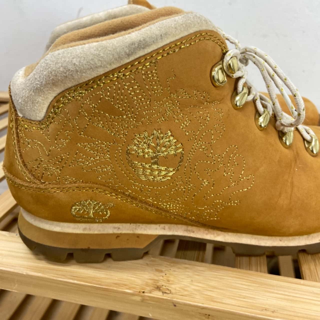 Timberland Womens Size 9 Gold Embroidered Logo Cream Hiking Boot(s)