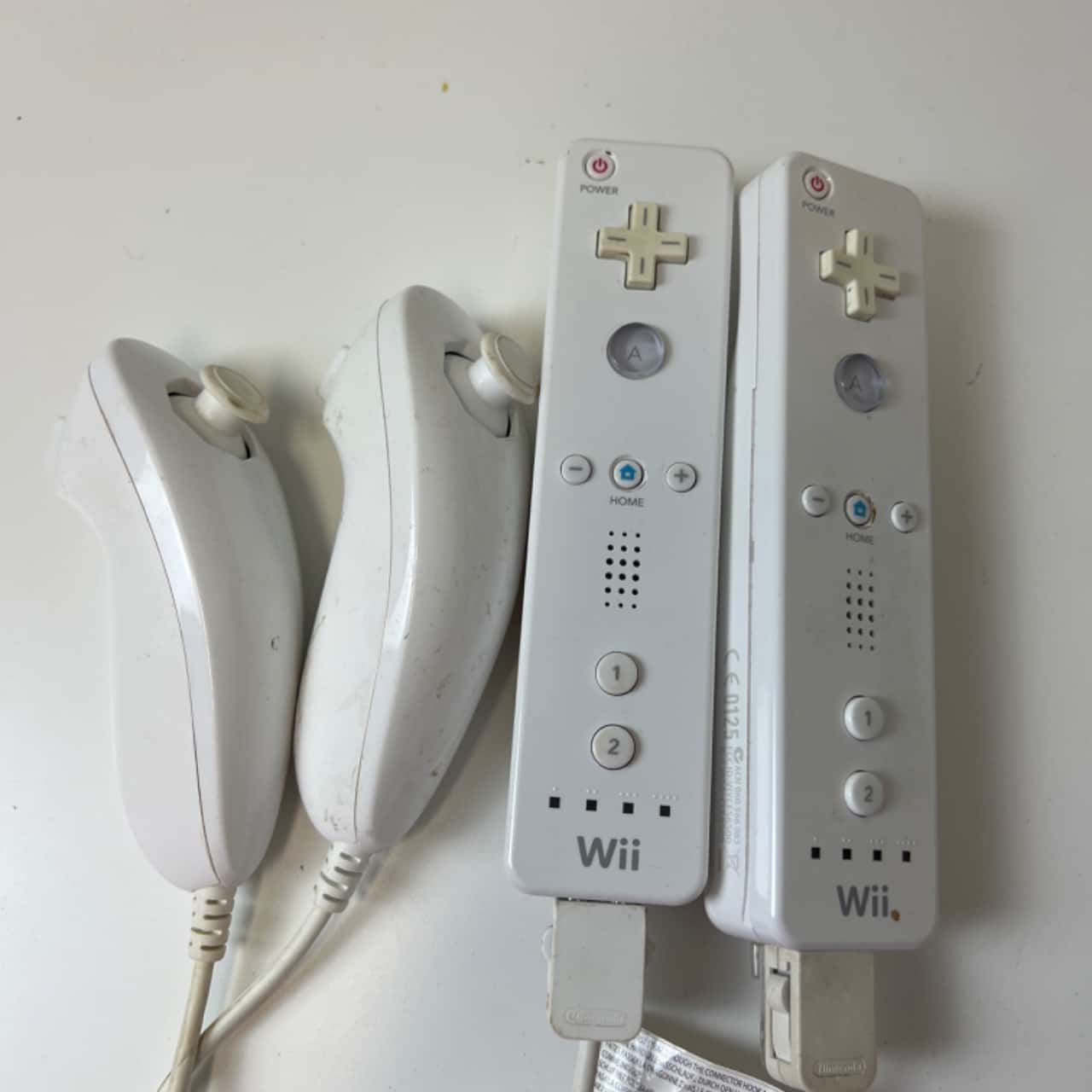 2 Wii remotes (s)
