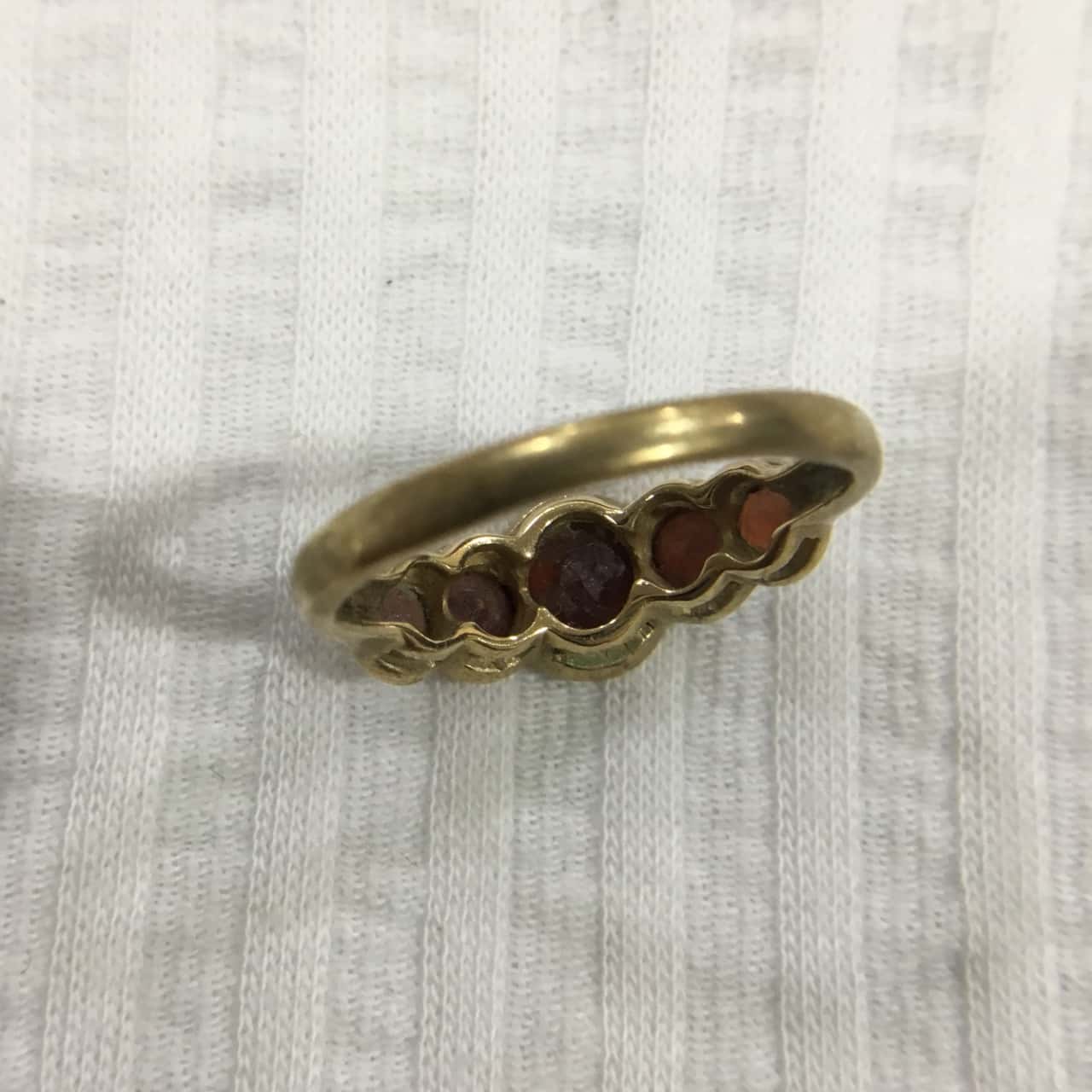9CT 9K 375 Gold Ring with Red 5 Garnets 2.41g Size 4.75(s)