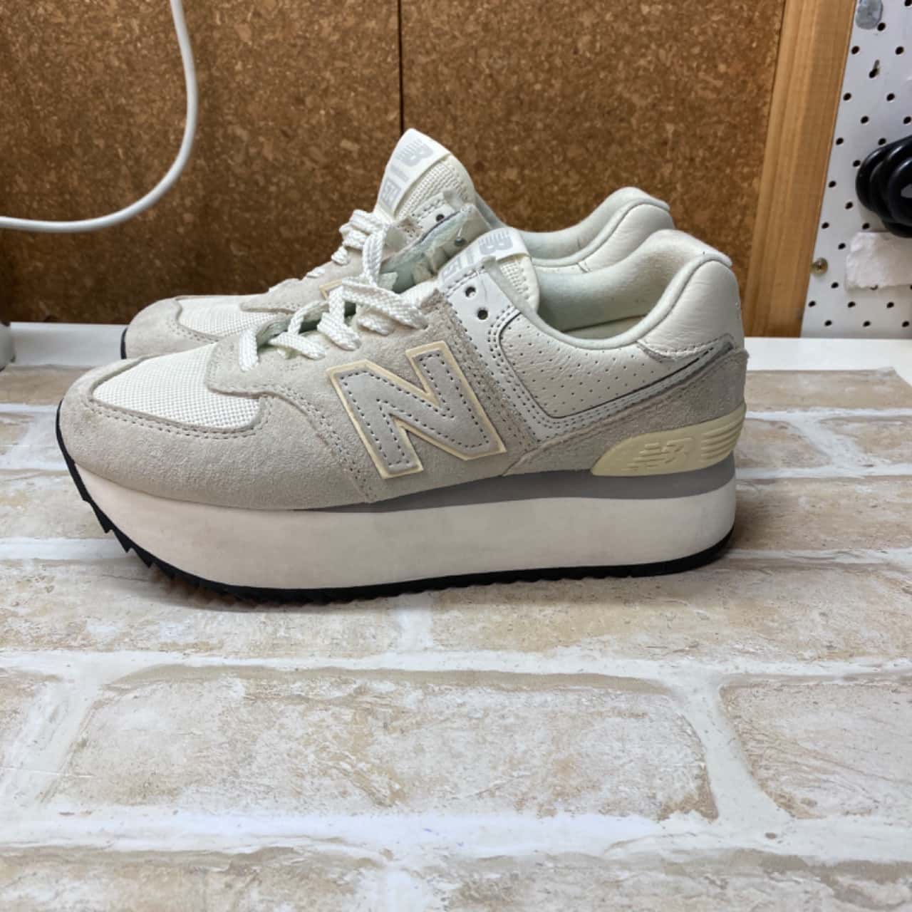 New Balance Womens Size 7 White Shoes(s)